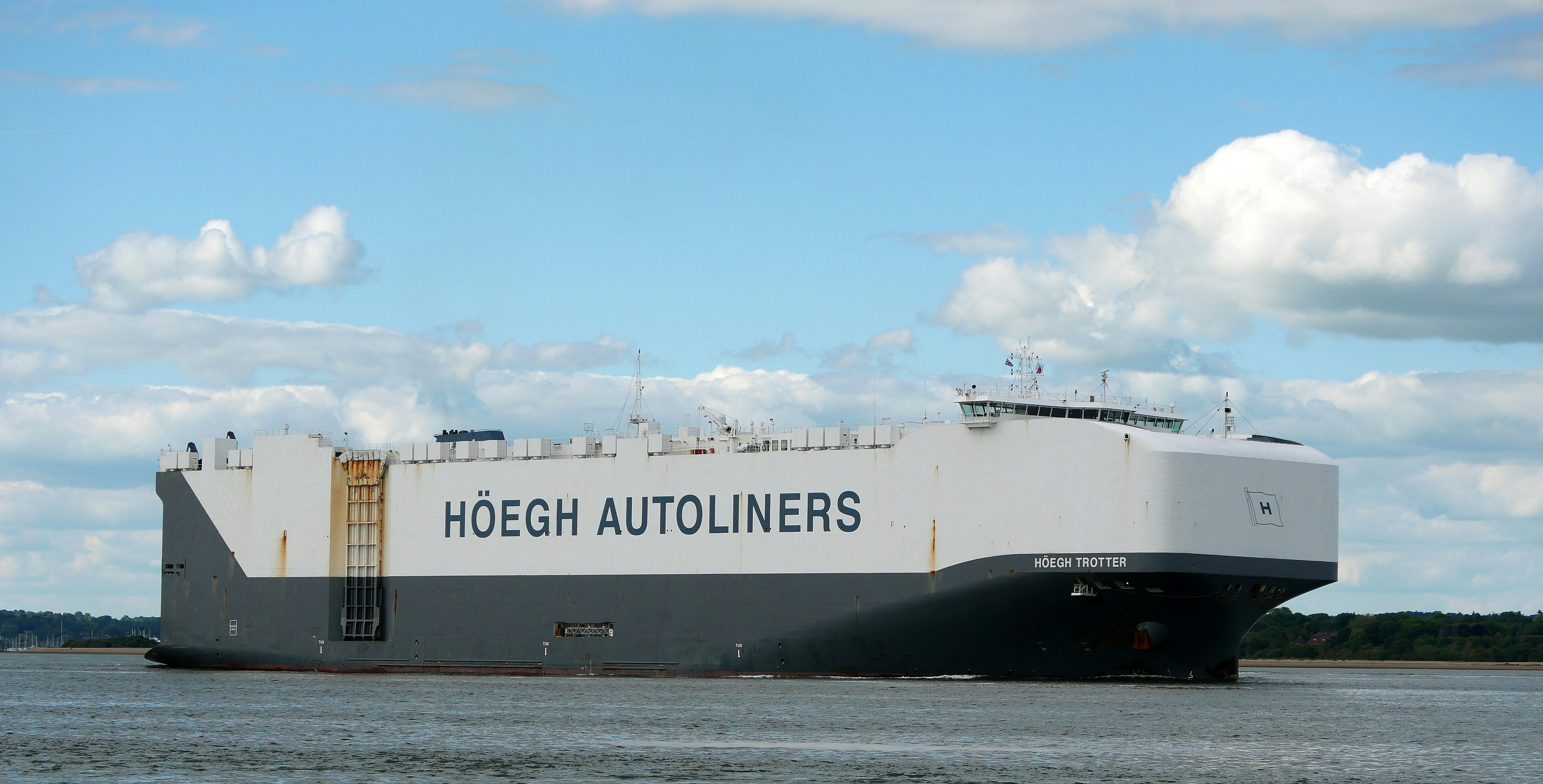 A large boat floating on top of a body of water photo – Free Calshot ...