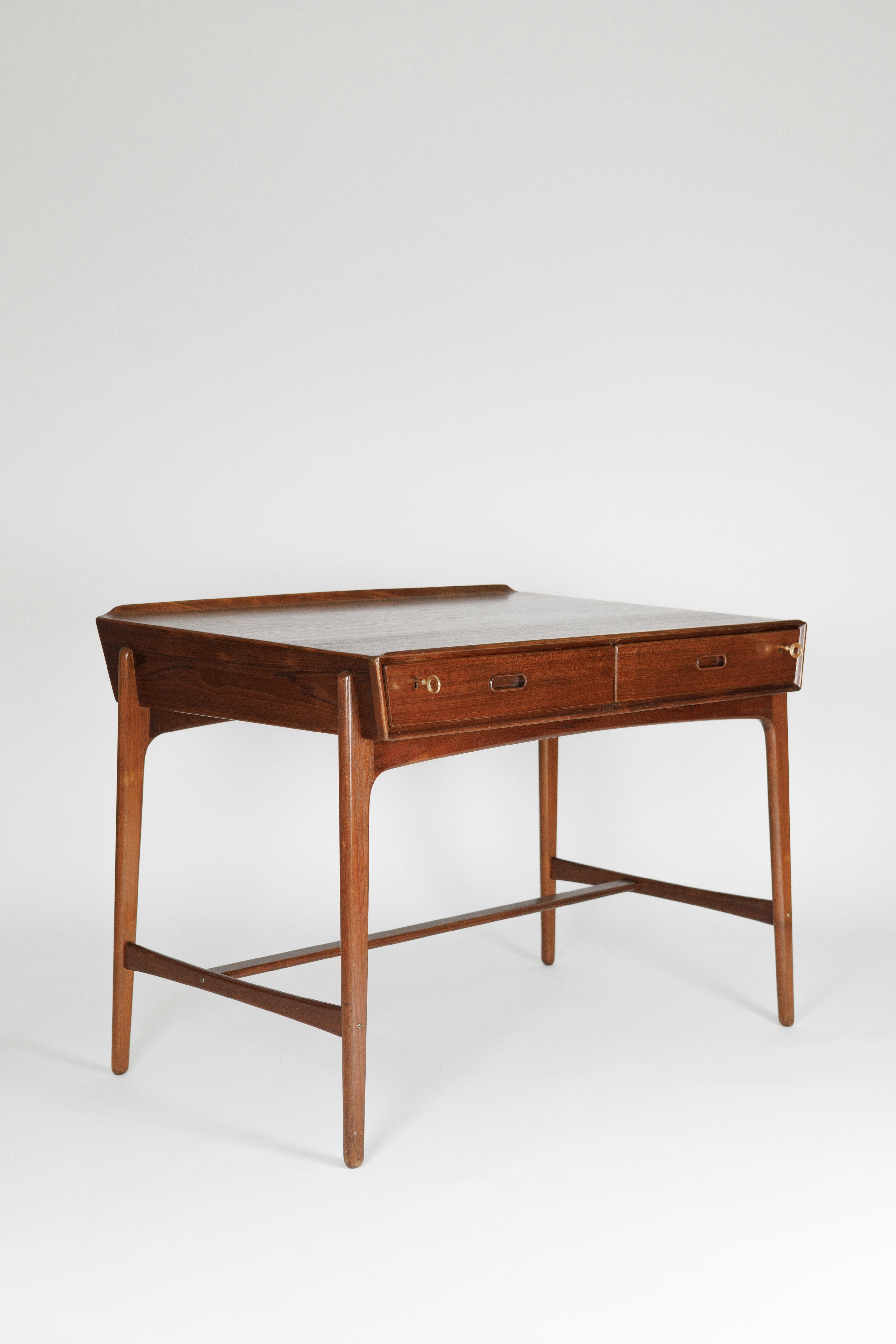 A wooden desk with a drawer on top of it photo – Free Desk Image on ...