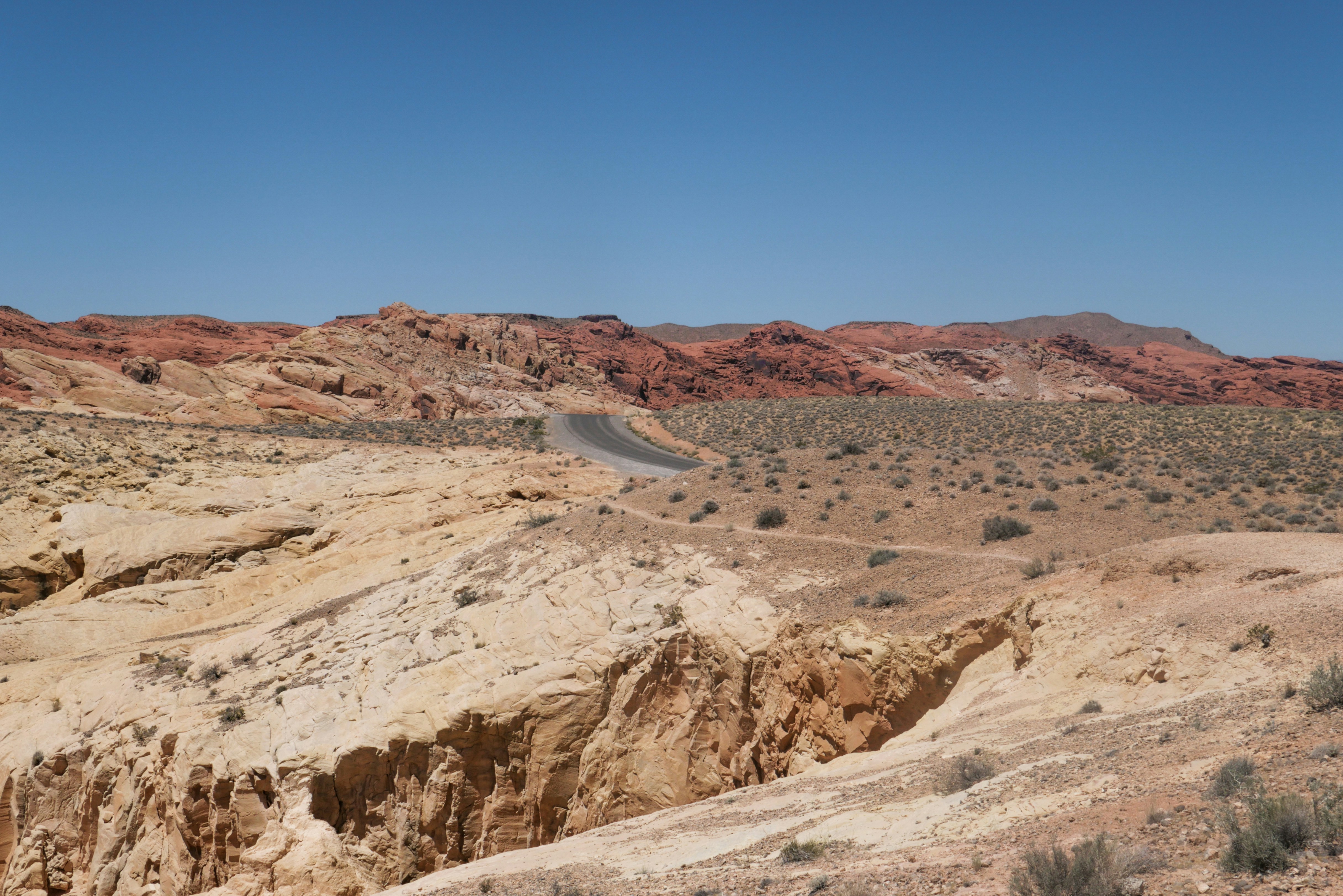 Un chemin de terre au milieu d’un désert photo – Image gratuite de La ...