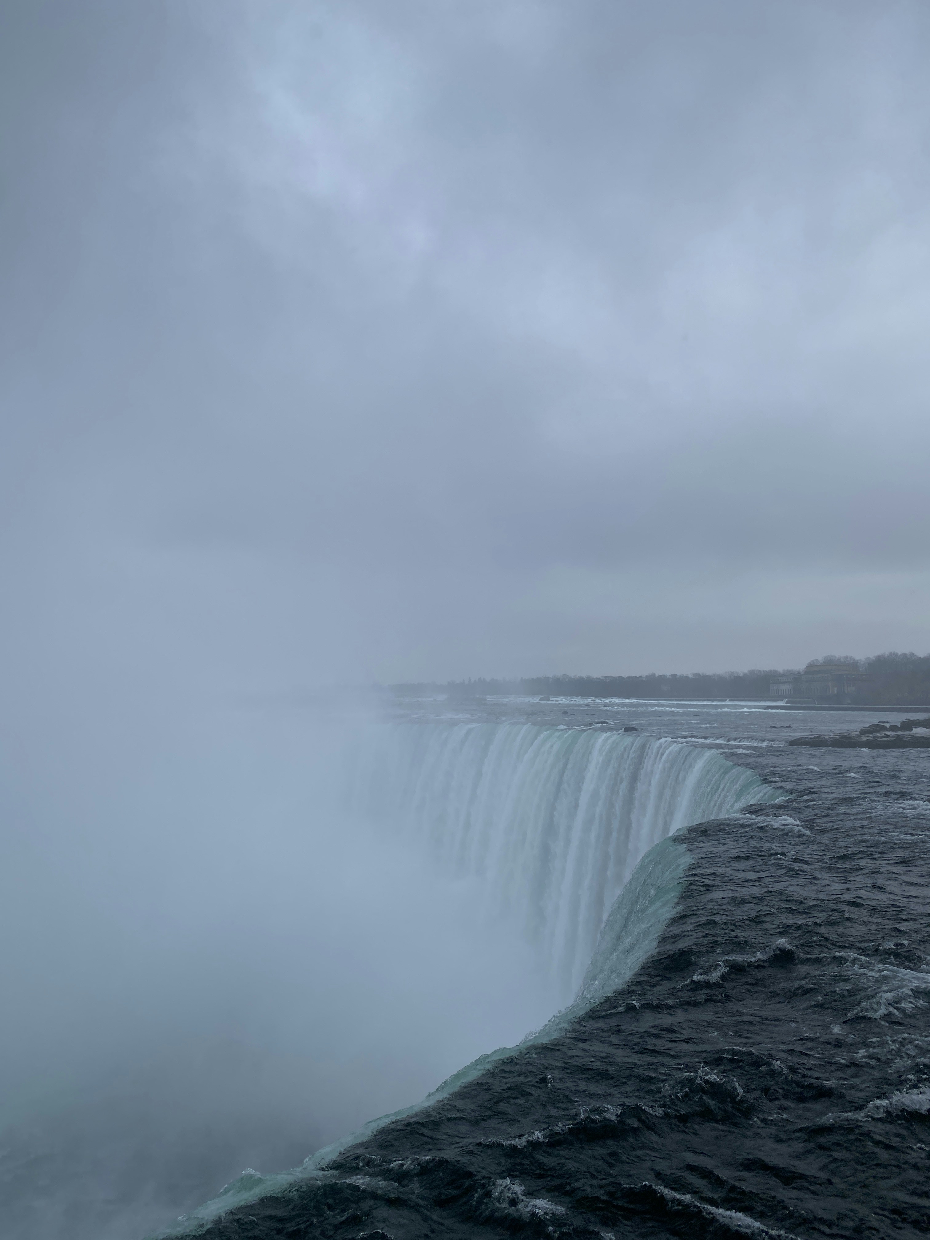 Une grande cascade au milieu d’un plan d’eau photo – Image gratuite de ...