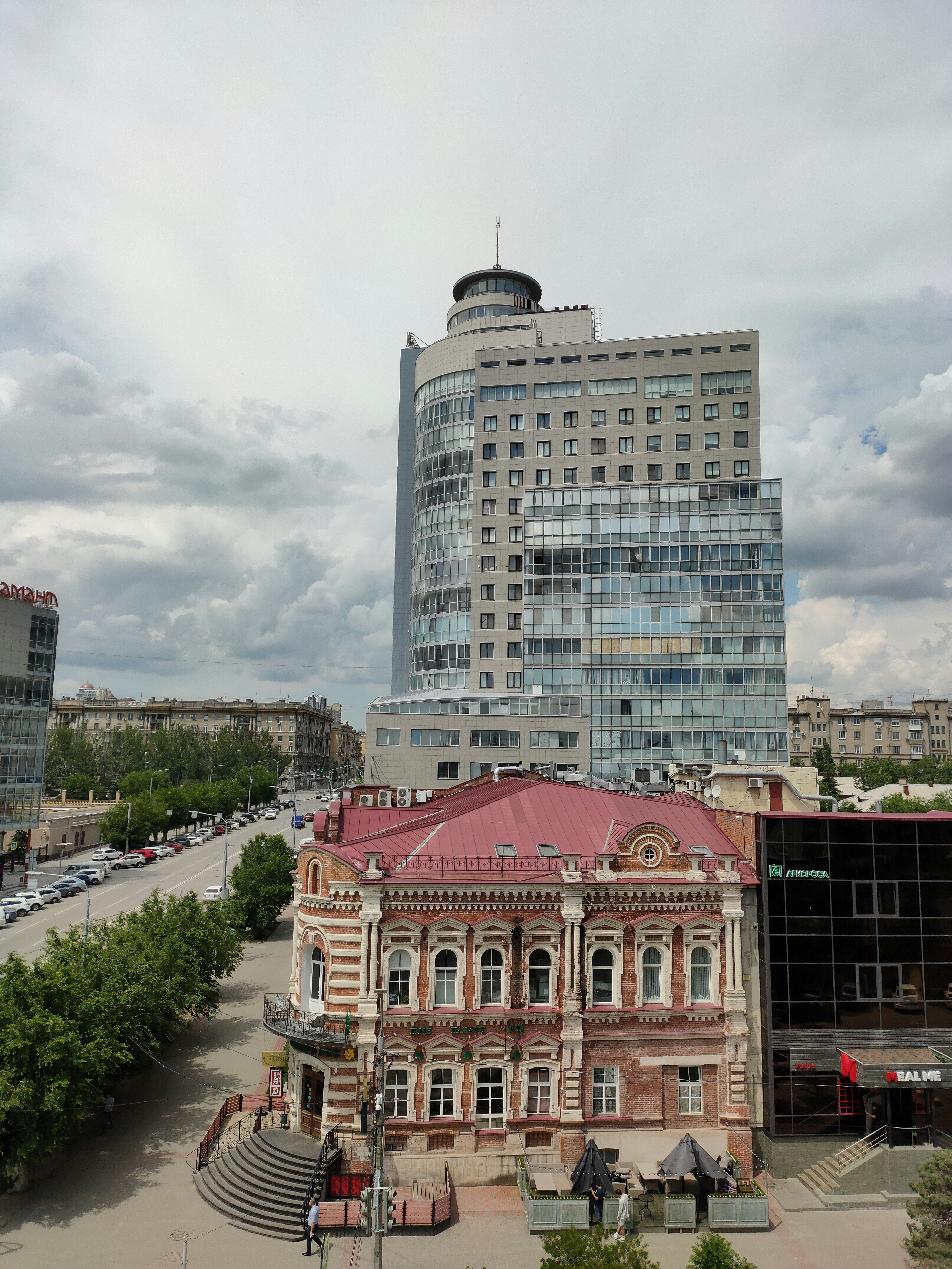 Urban sketches. Morning in big city.