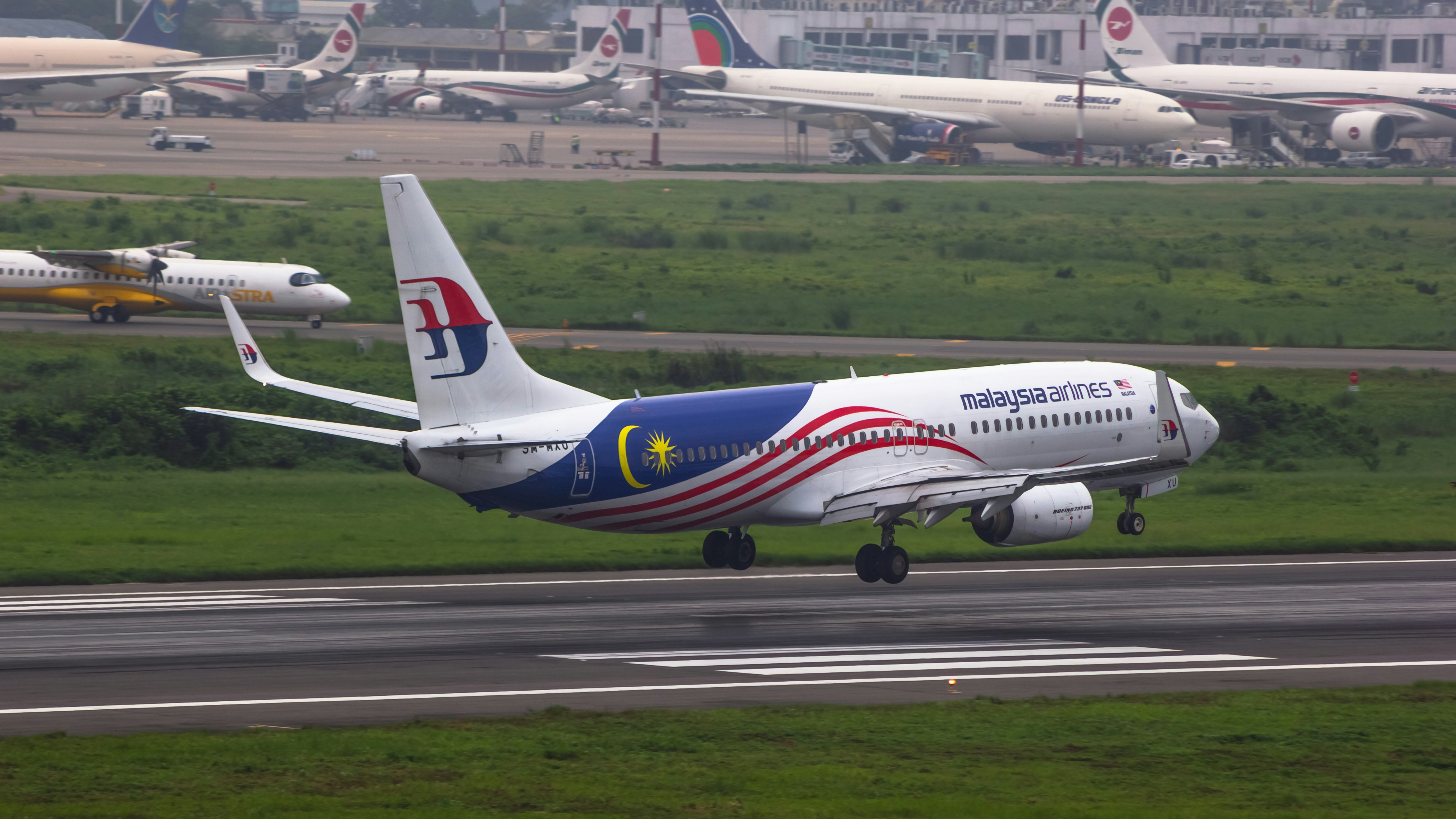 A large jetliner taking off from an airport runway photo – Free ...
