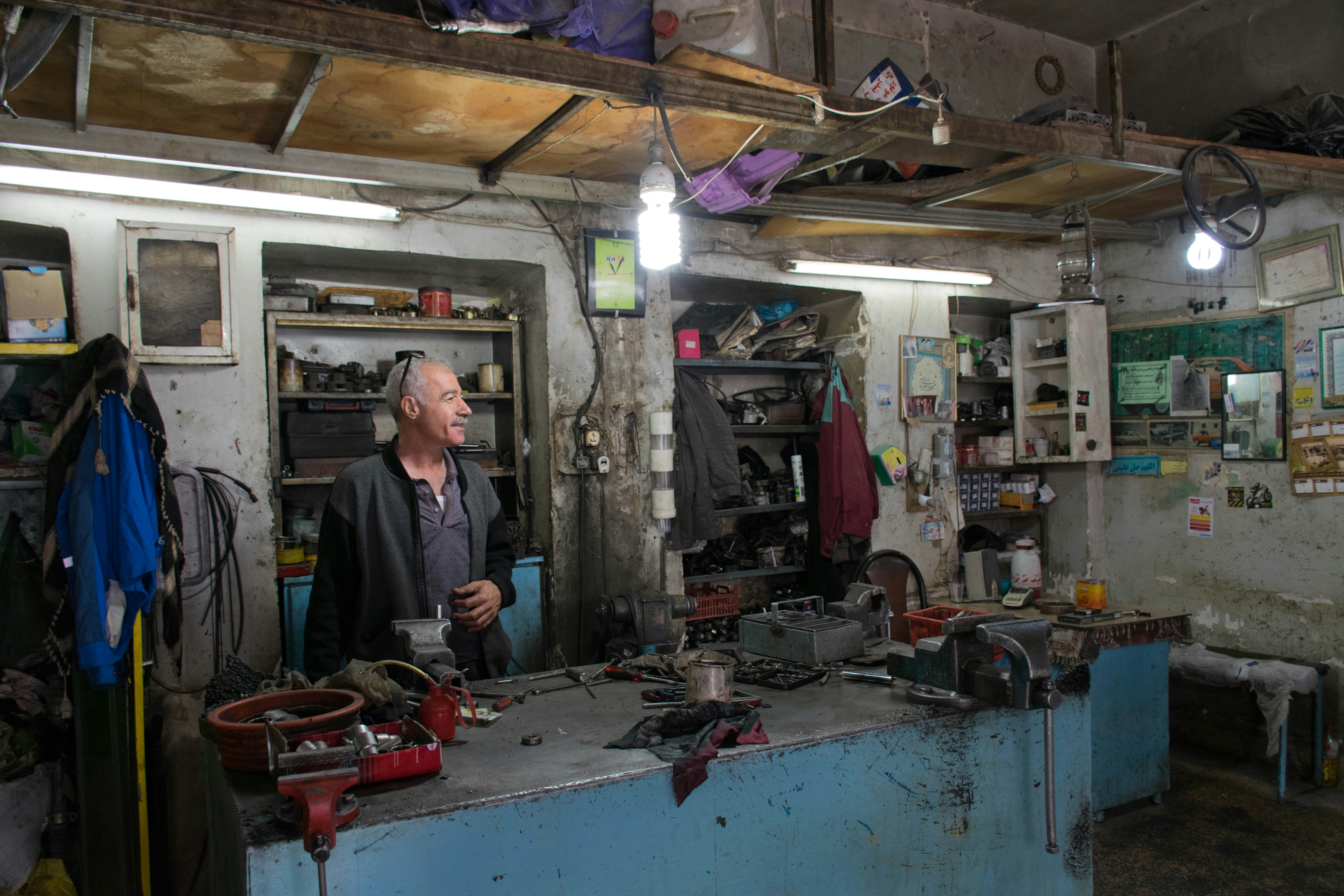 A man standing in a room filled with lots of clutter photo – Free Ahwaz ...