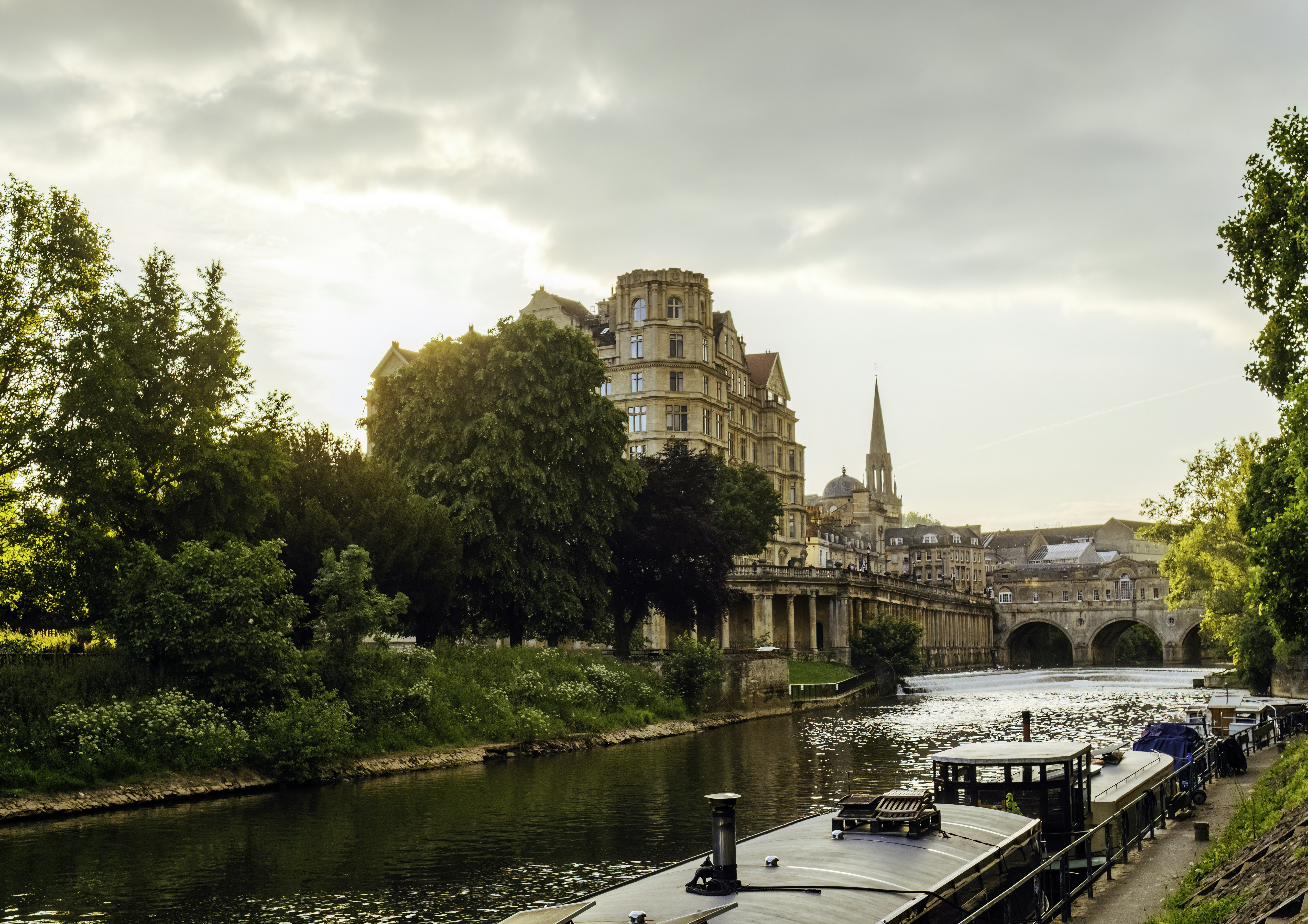 A boat is parked on the side of a river photo – Free Bath Image on Unsplash