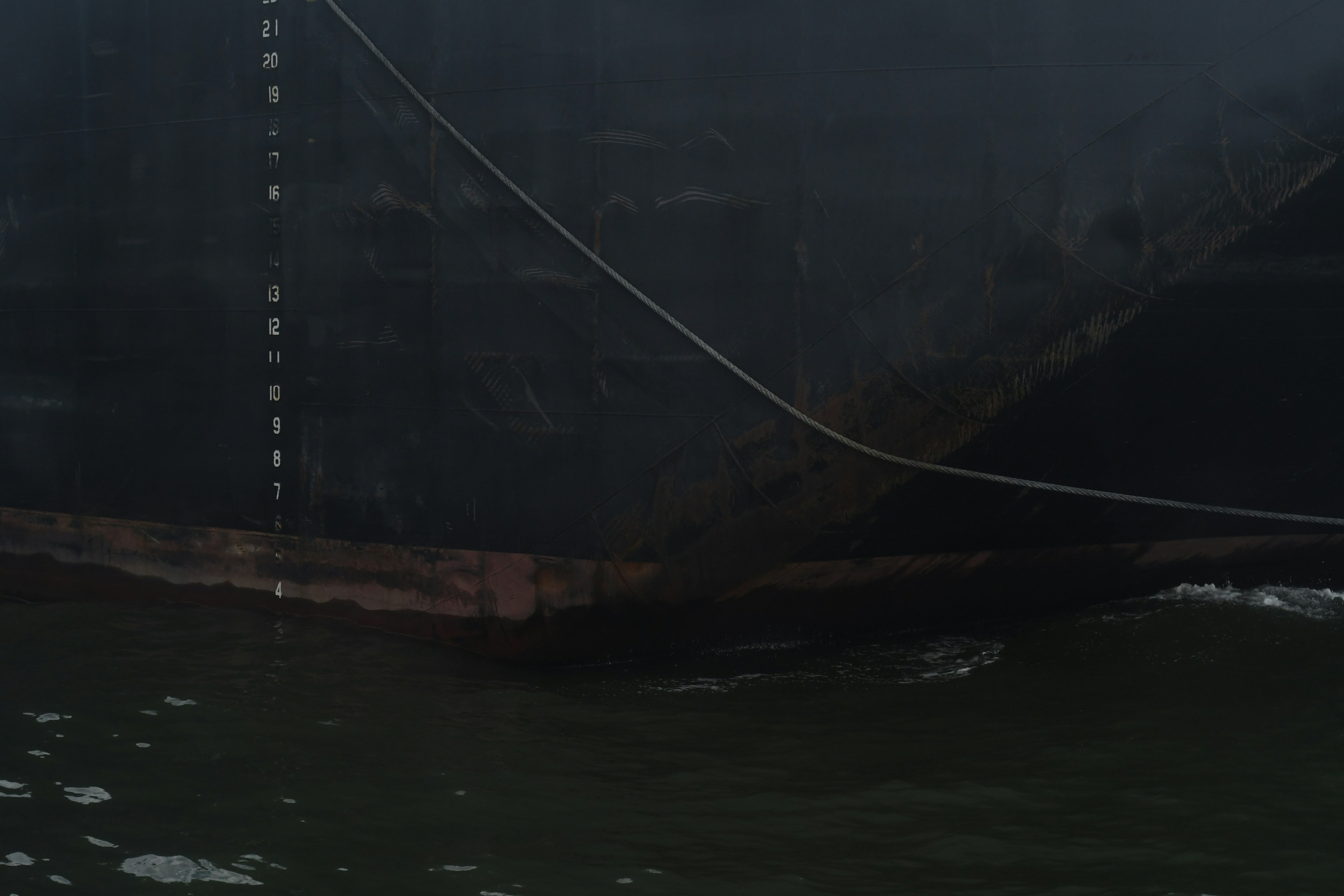 Ein großes Schiff im Wasser mit einem Seil an der Seite Foto ...