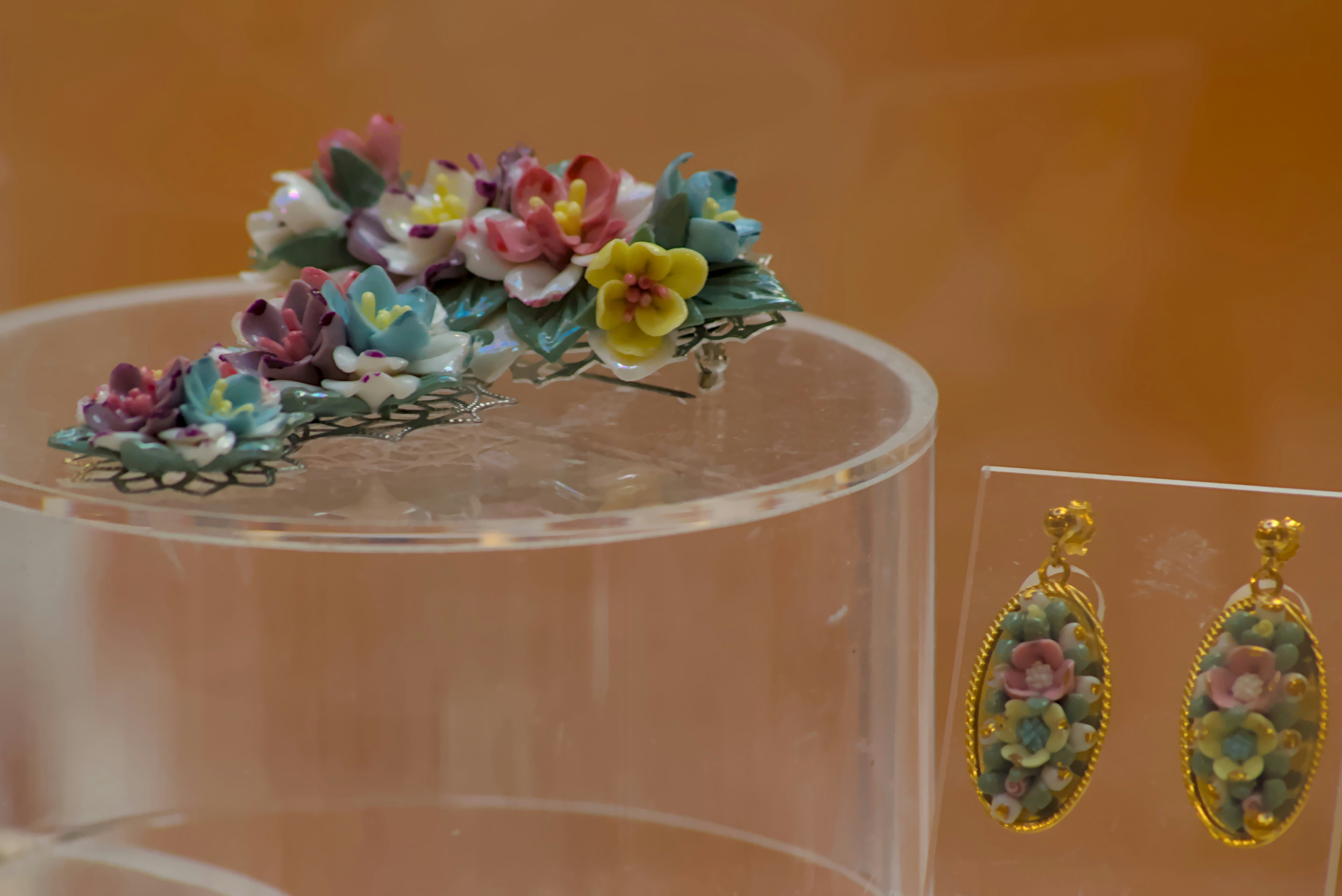 Delicate Floral Headdrace: A Tangle of Tiny Blooms atop a Glass Platform