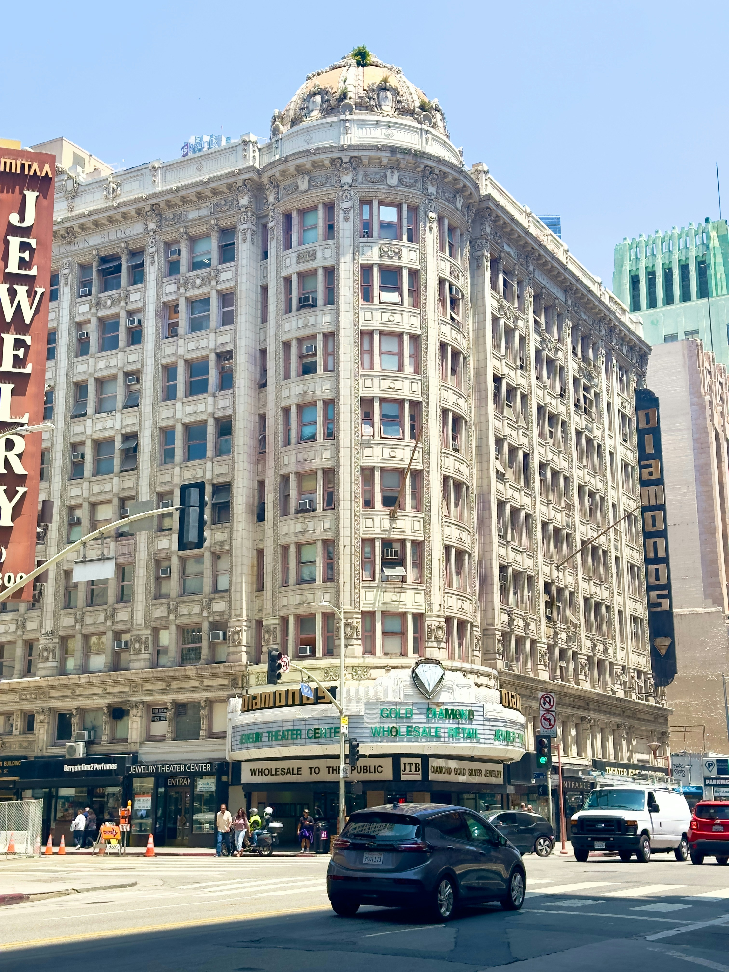 Beaux-Arts Broadway Corner: Ornamented Facade Meets Urban Rhythm