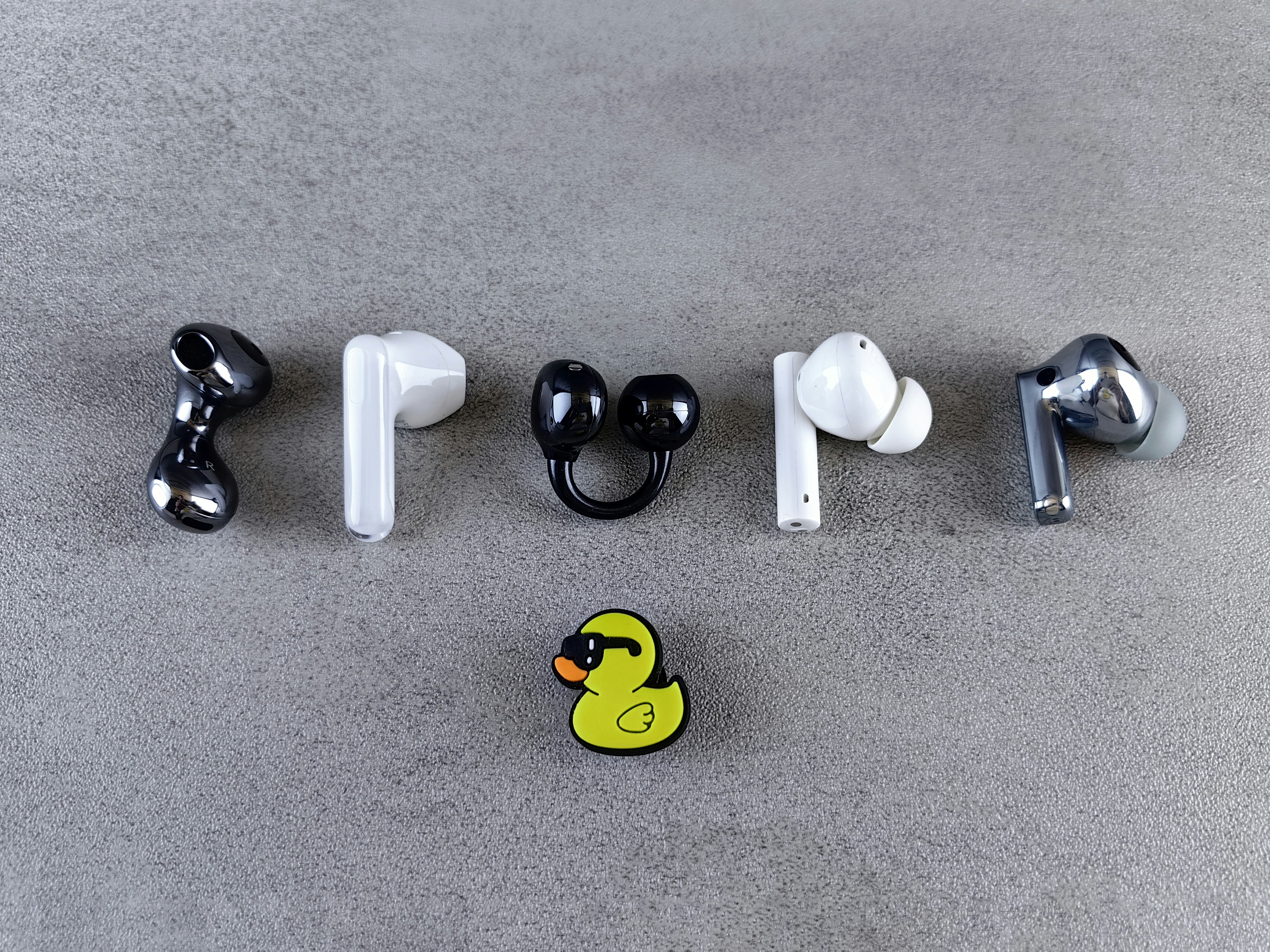 A group of earbuds sitting next to each other photo – Free Music Image ...