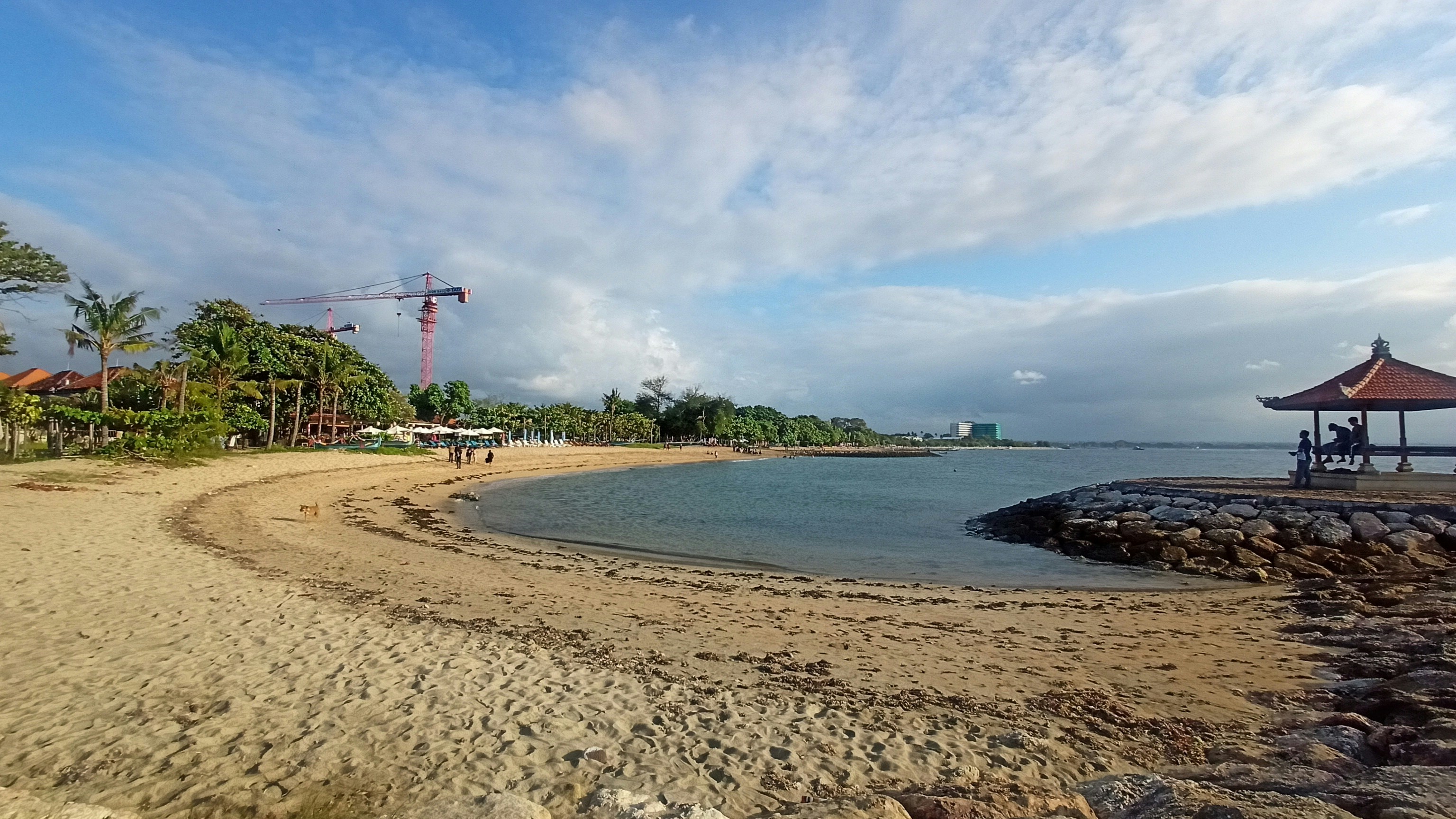 Una playa de arena con un mirador al fondo foto – Imagen de Pusat ...