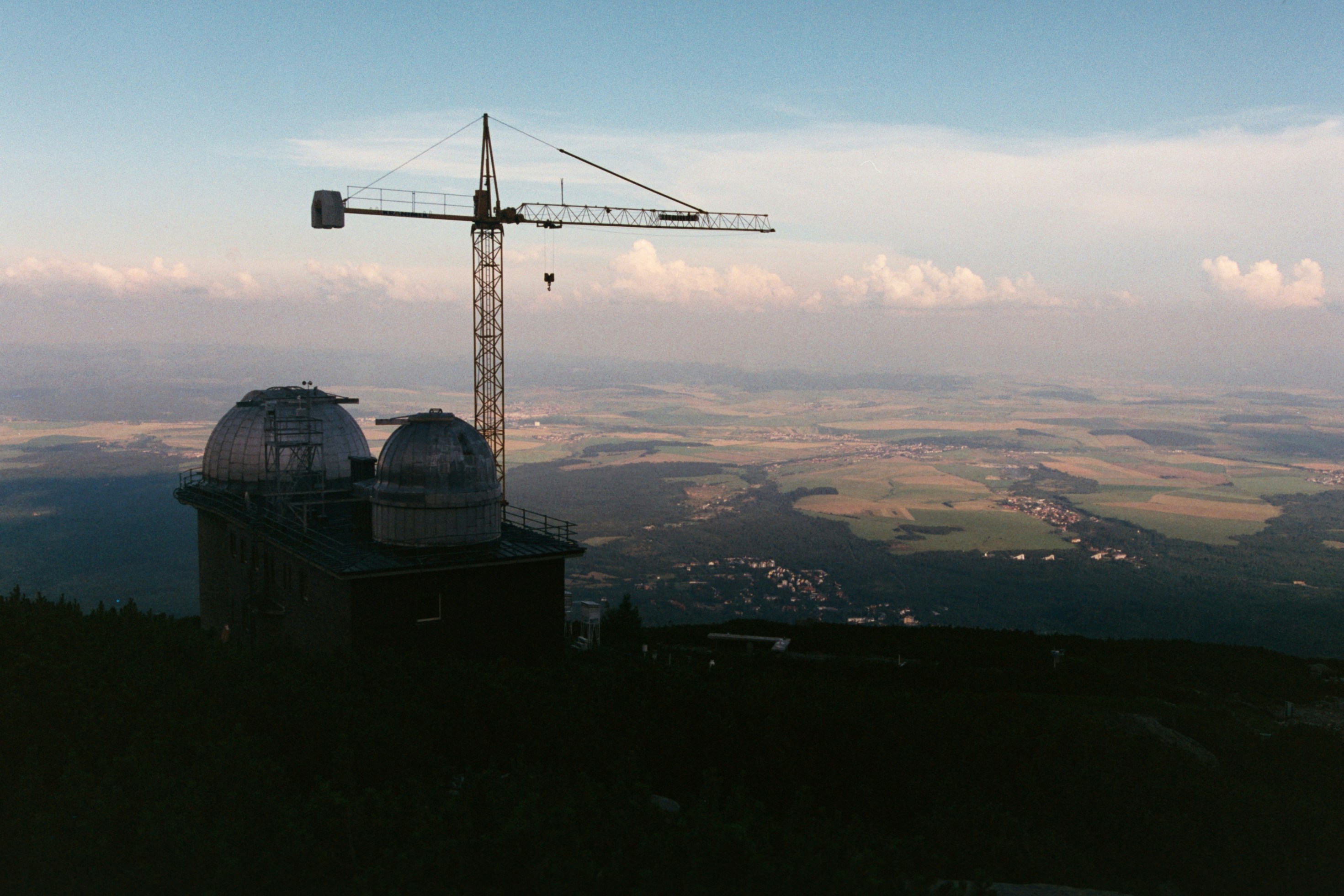 A crane on top of a building with a sky background photo – Free Grey ...