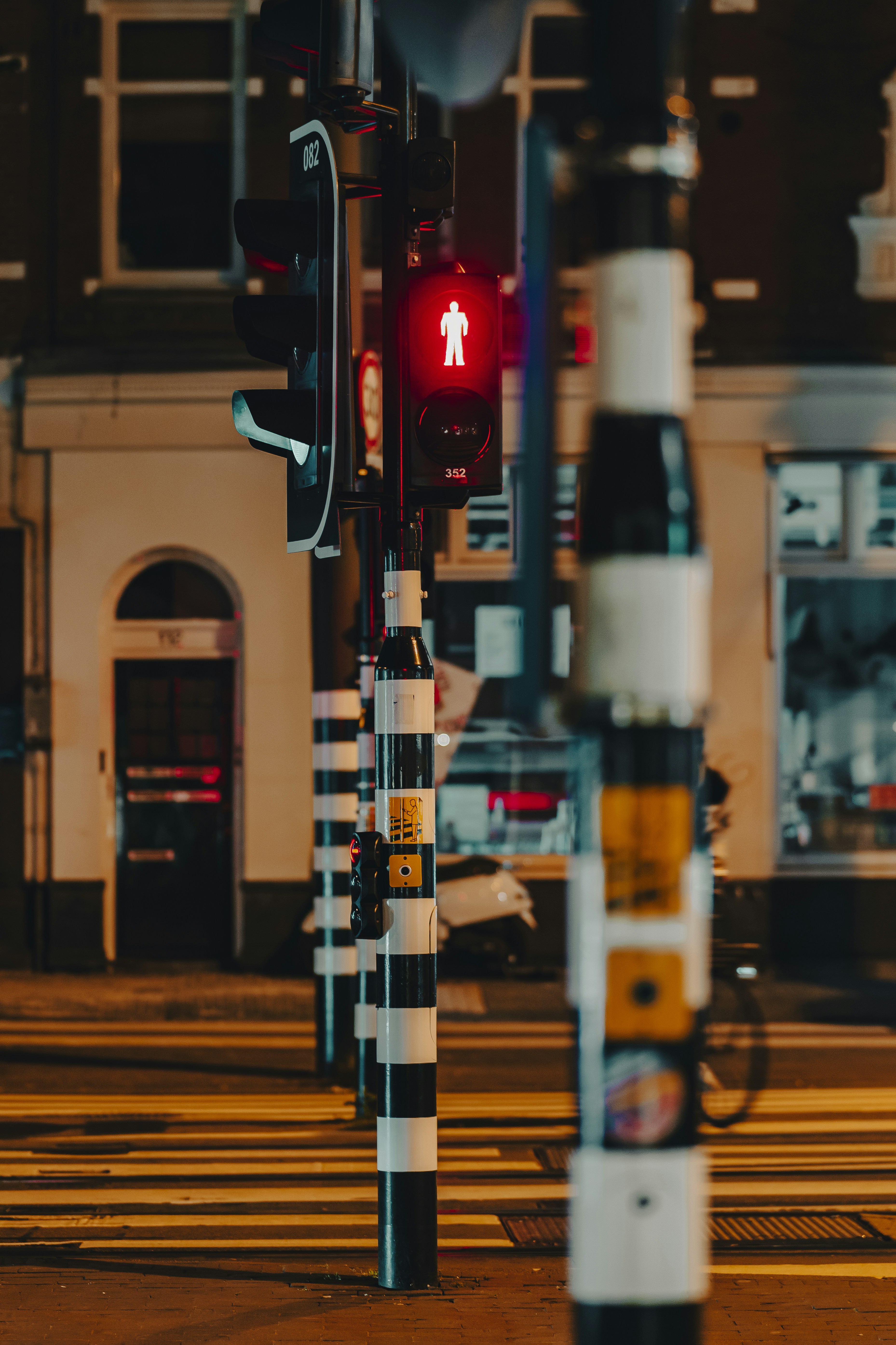 A red traffic light sitting on the side of a road photo – Free ...