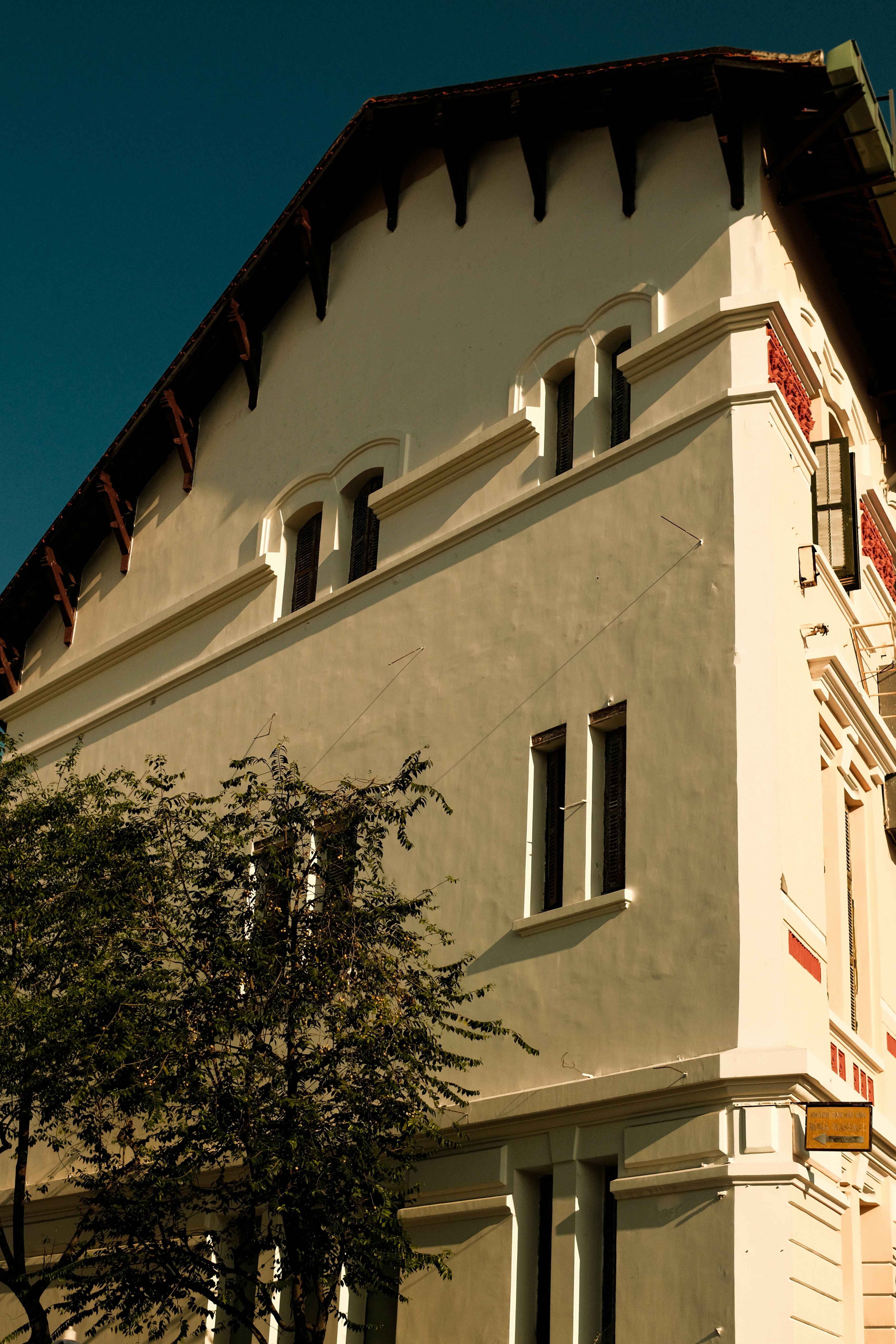 Un edificio alto y blanco con un reloj en la parte delantera foto ...