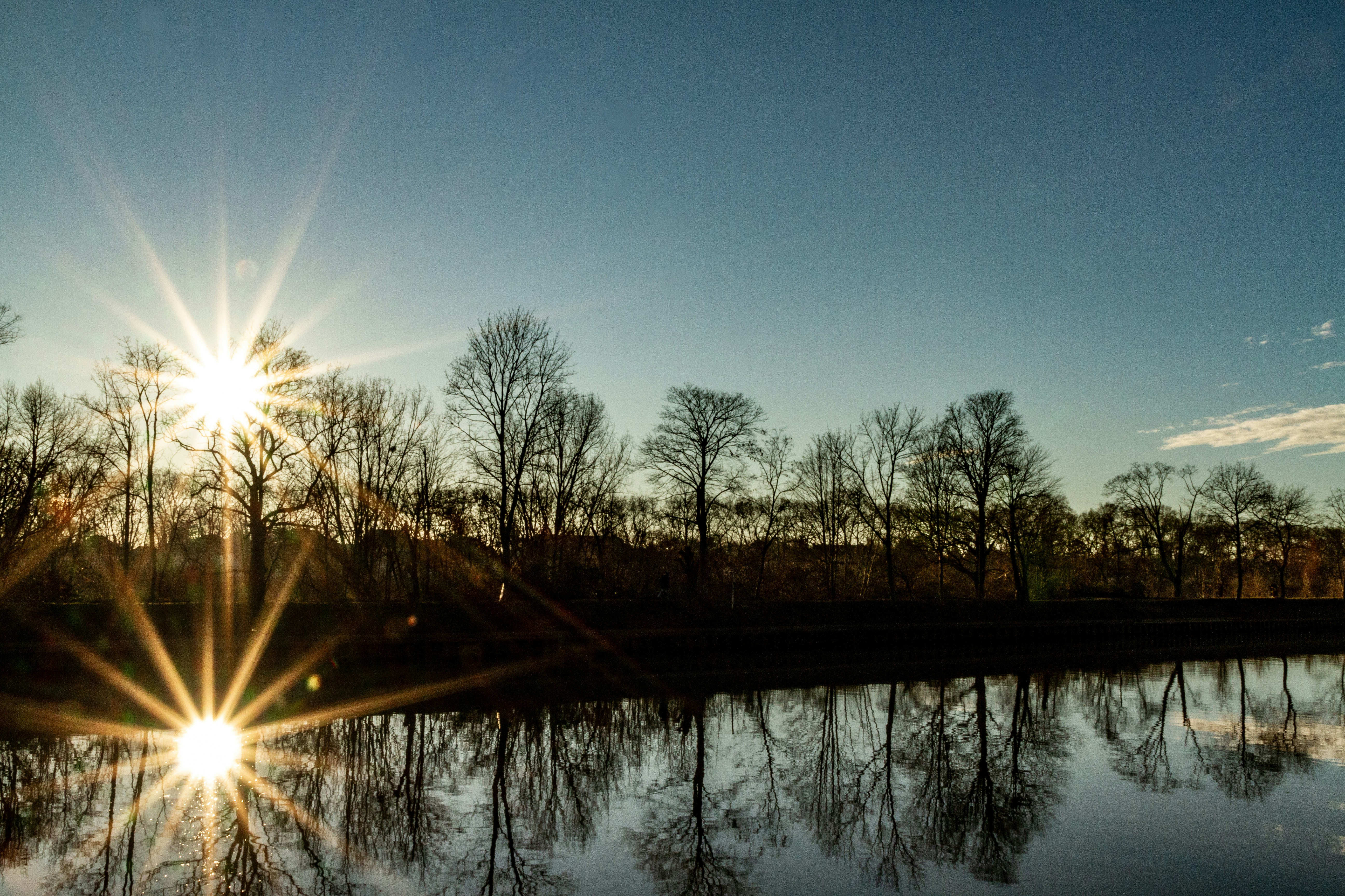 The sun is shining brightly over the water photo – Free Nature Image on ...