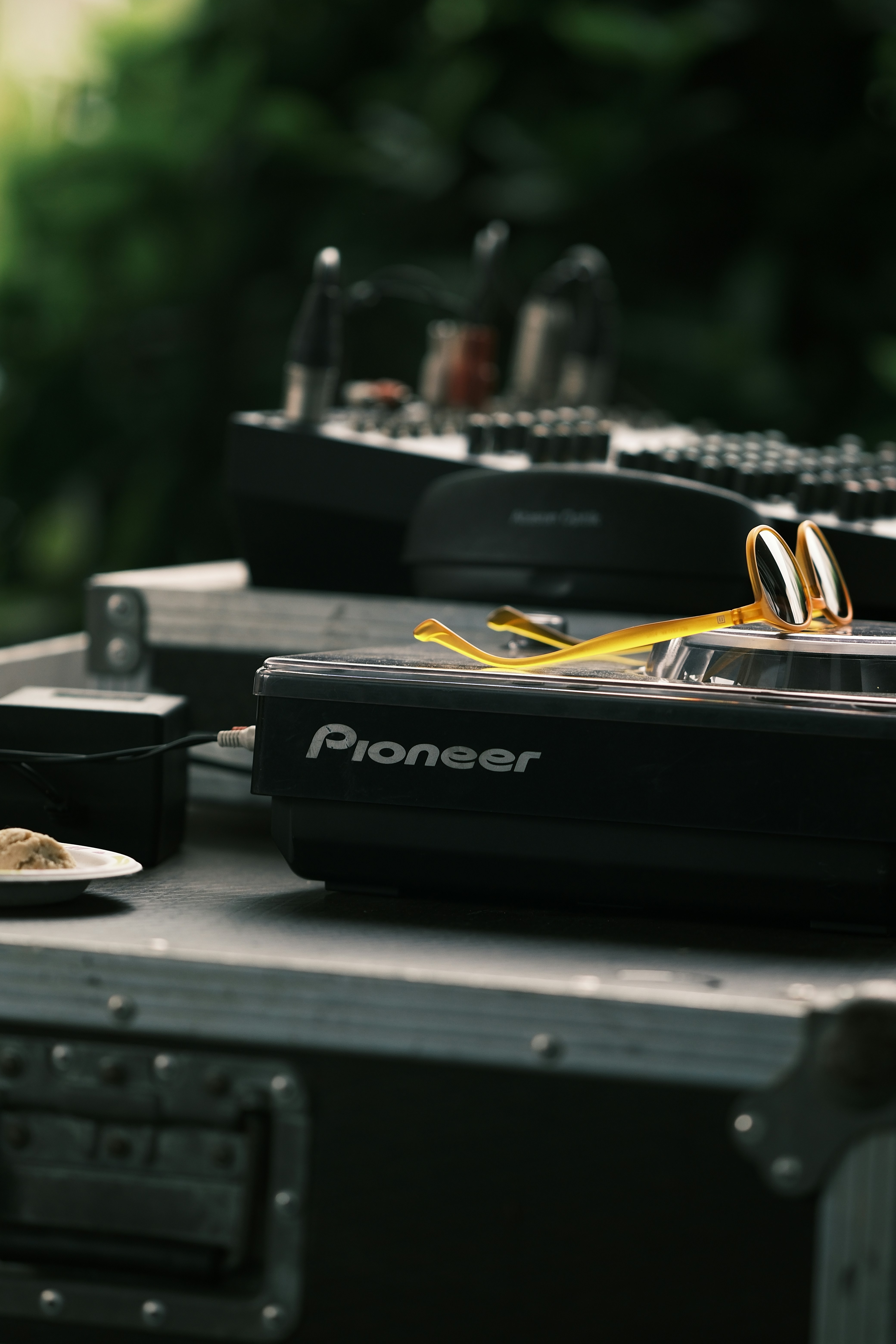 Pioneer DJ kabinet with yellow sunglasses