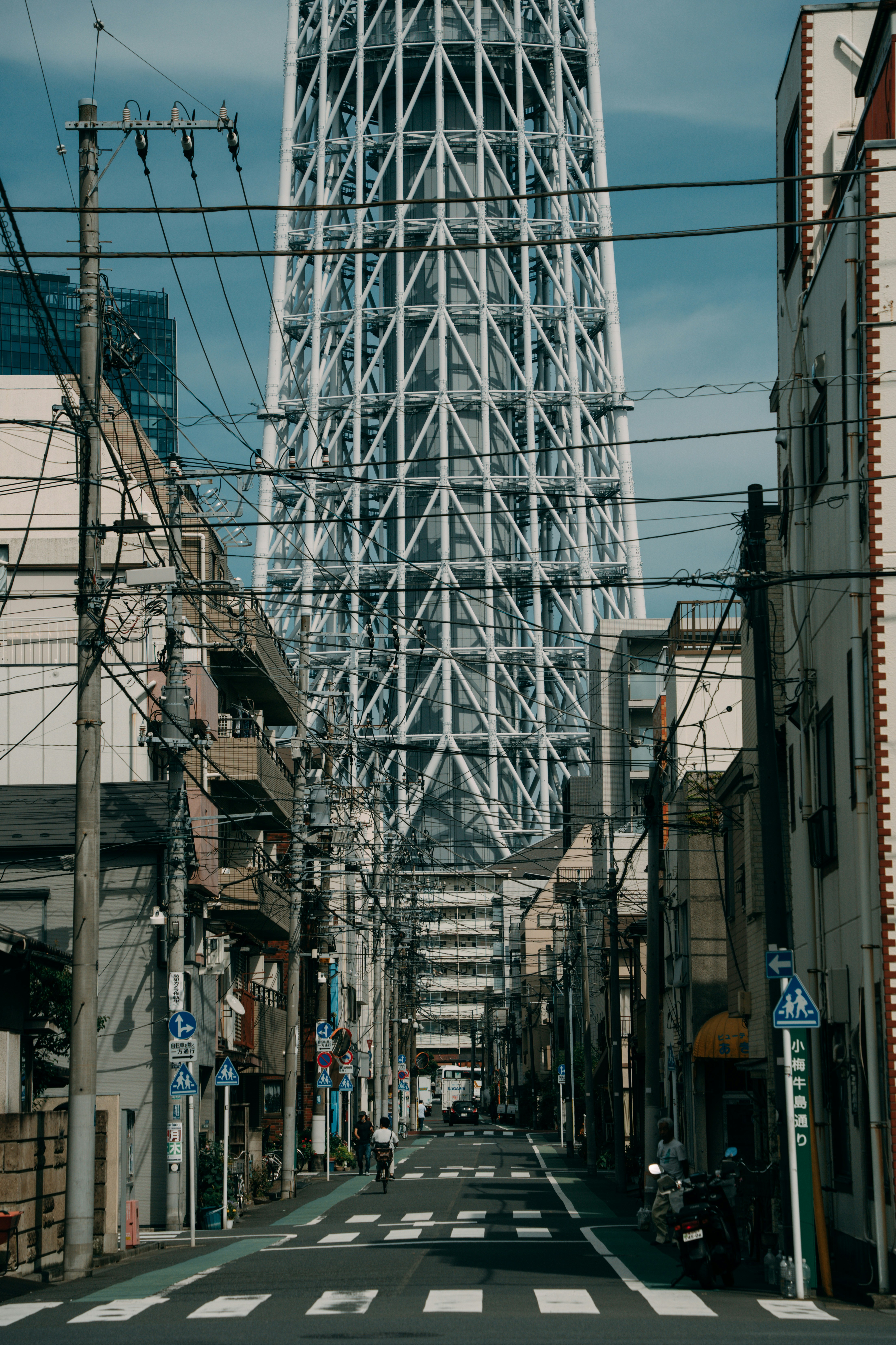 A very tall building towering over a city photo – Free City Image on ...