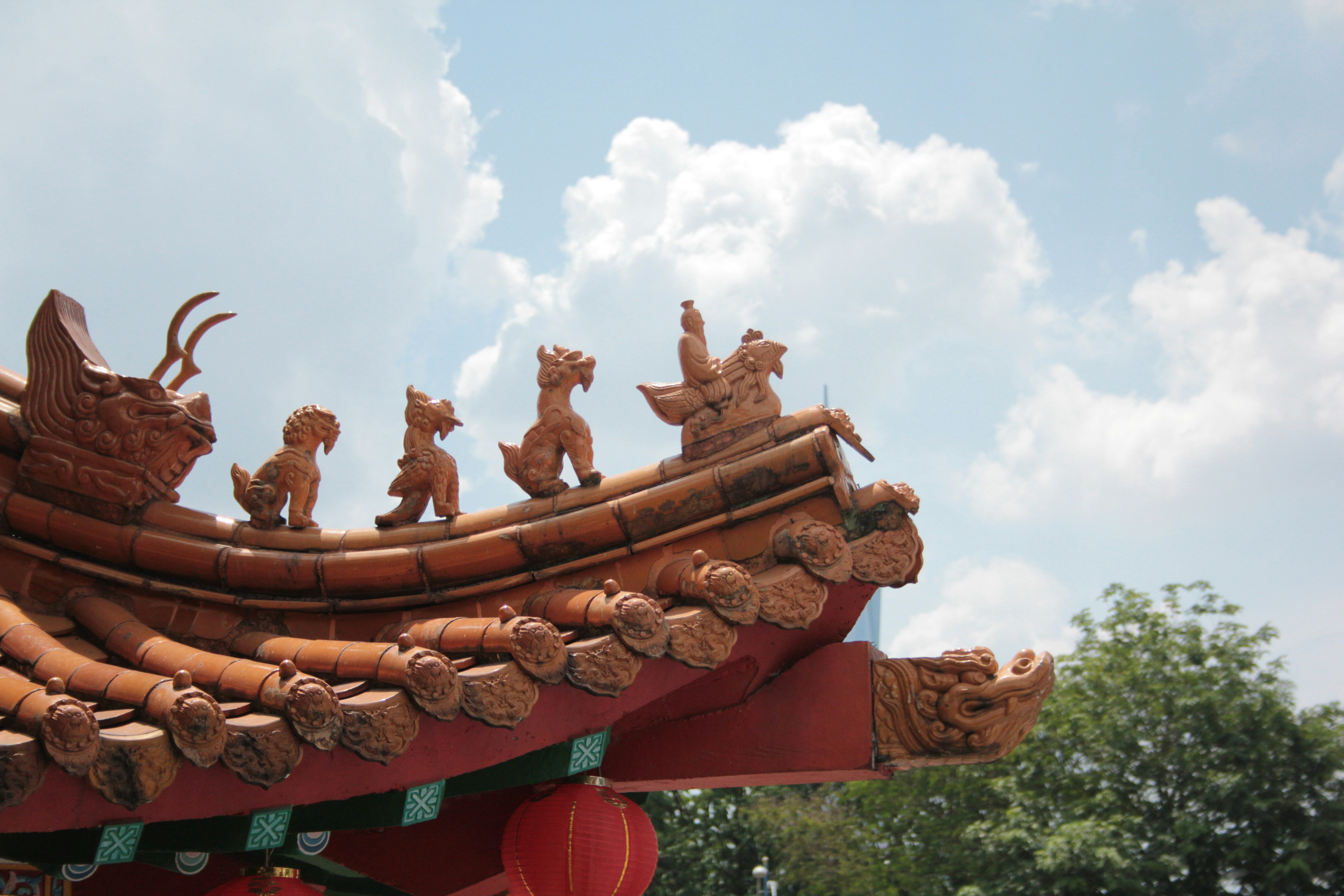 A red roof with a group of animals on it photo – Free Thean hou temple ...
