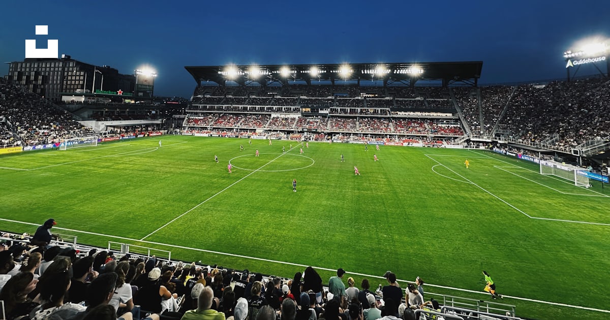 많은 사람들로 가득 찬 축구 경기장 사진 Unsplash의 무료 스포츠 이미지