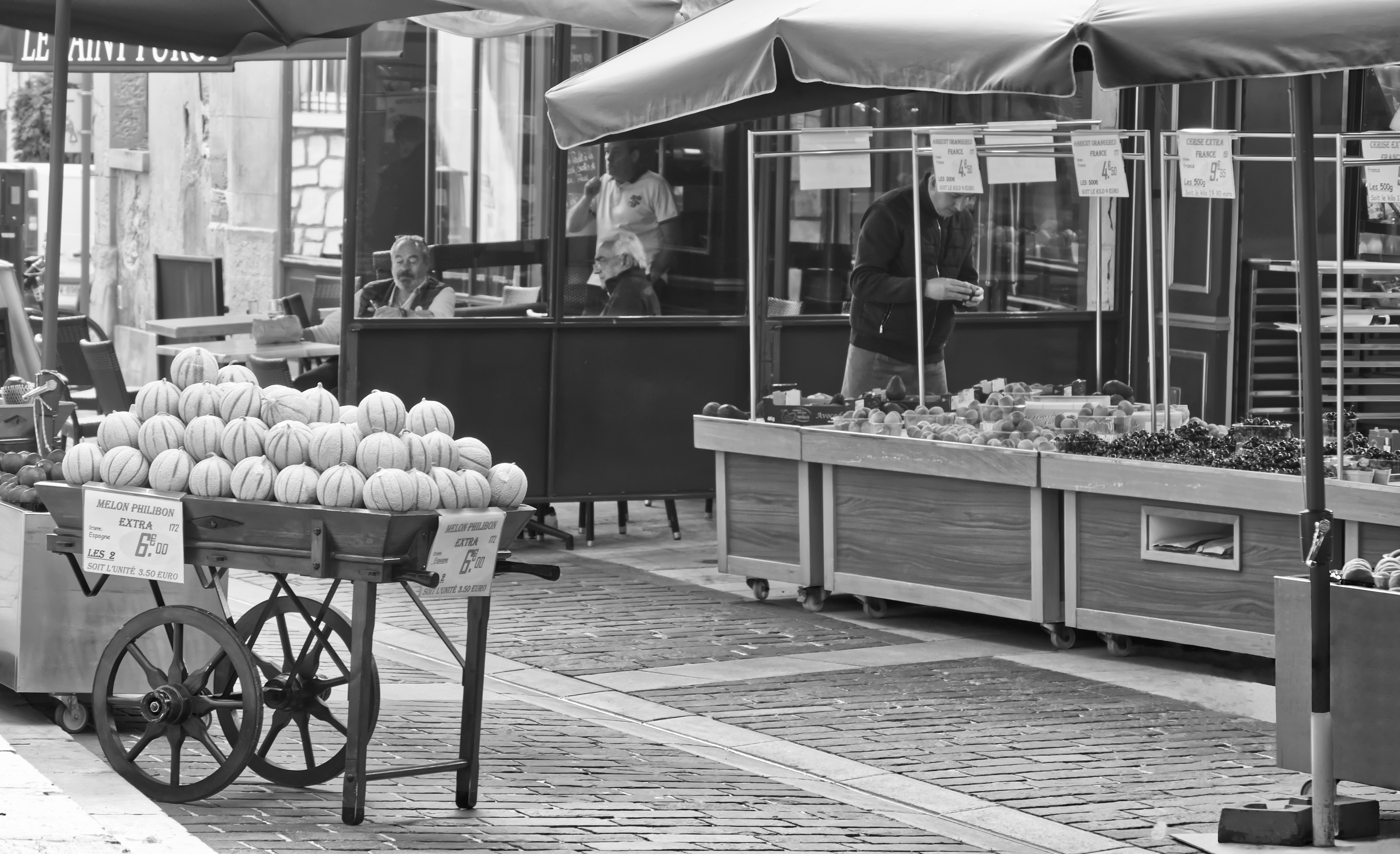 Sur la place de la Fontaine de Lagny-sur-Marne La magnifique boutique du primeurs côtoie les cafés où après avoir fait vos courses vous pouvez vous hydrater.