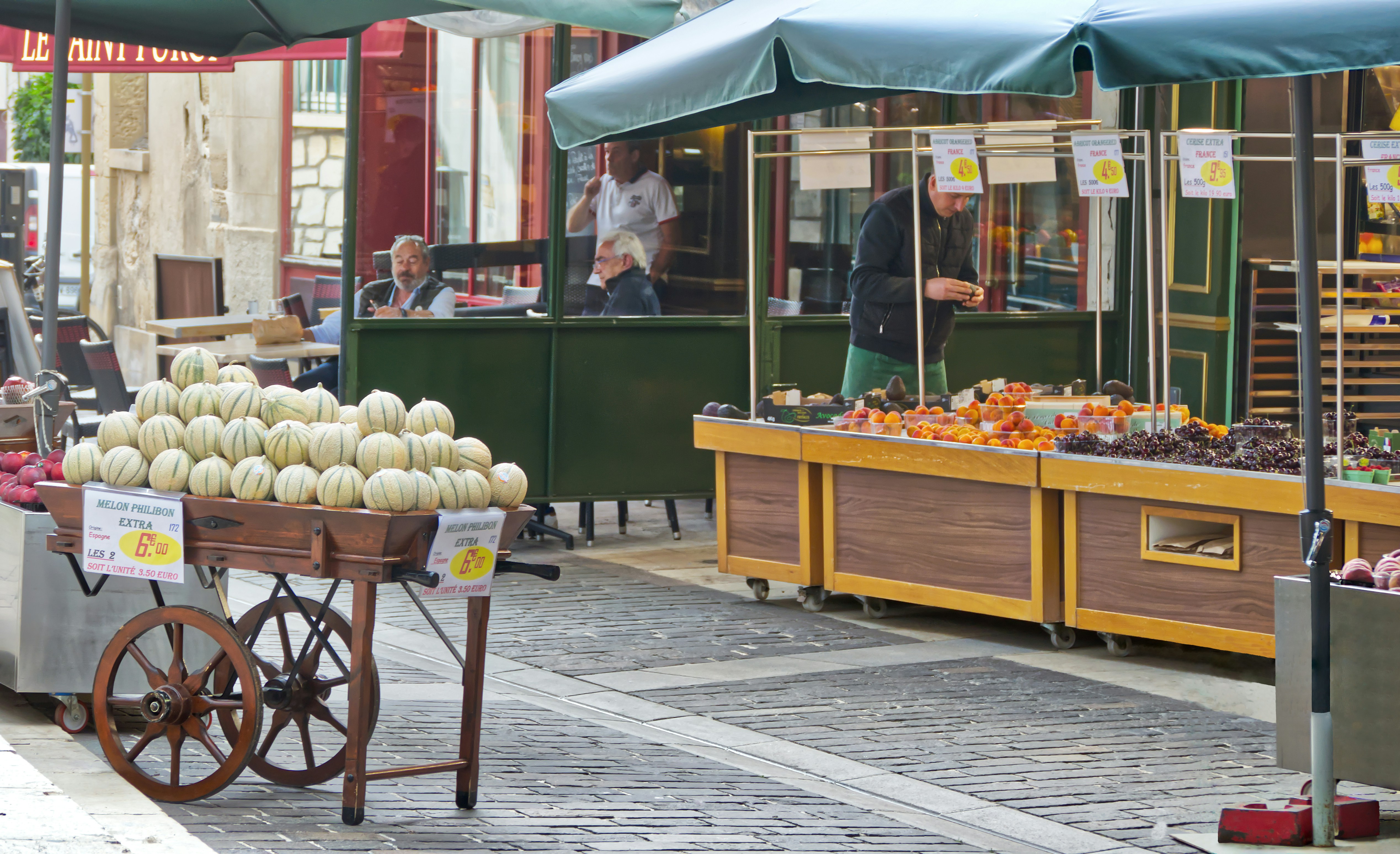 Sur la place de la Fontaine de Lagny-sur-Marne La magnifique boutique du primeurs côtoie les cafés où après avoir fait vos courses vous pouvez vous hydrater.