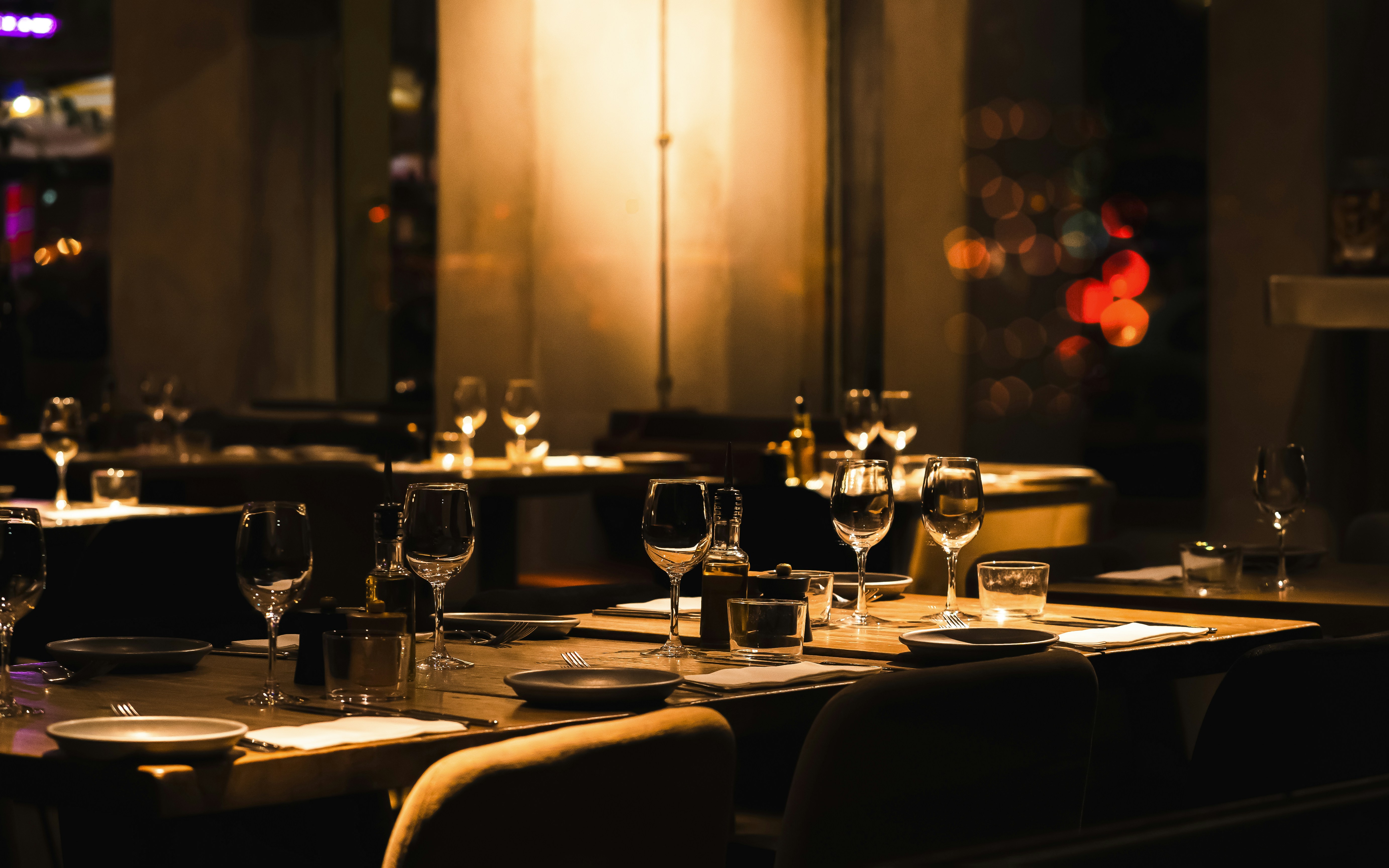 A dimly lit restaurant with empty tables and chairs photo – Free X ...