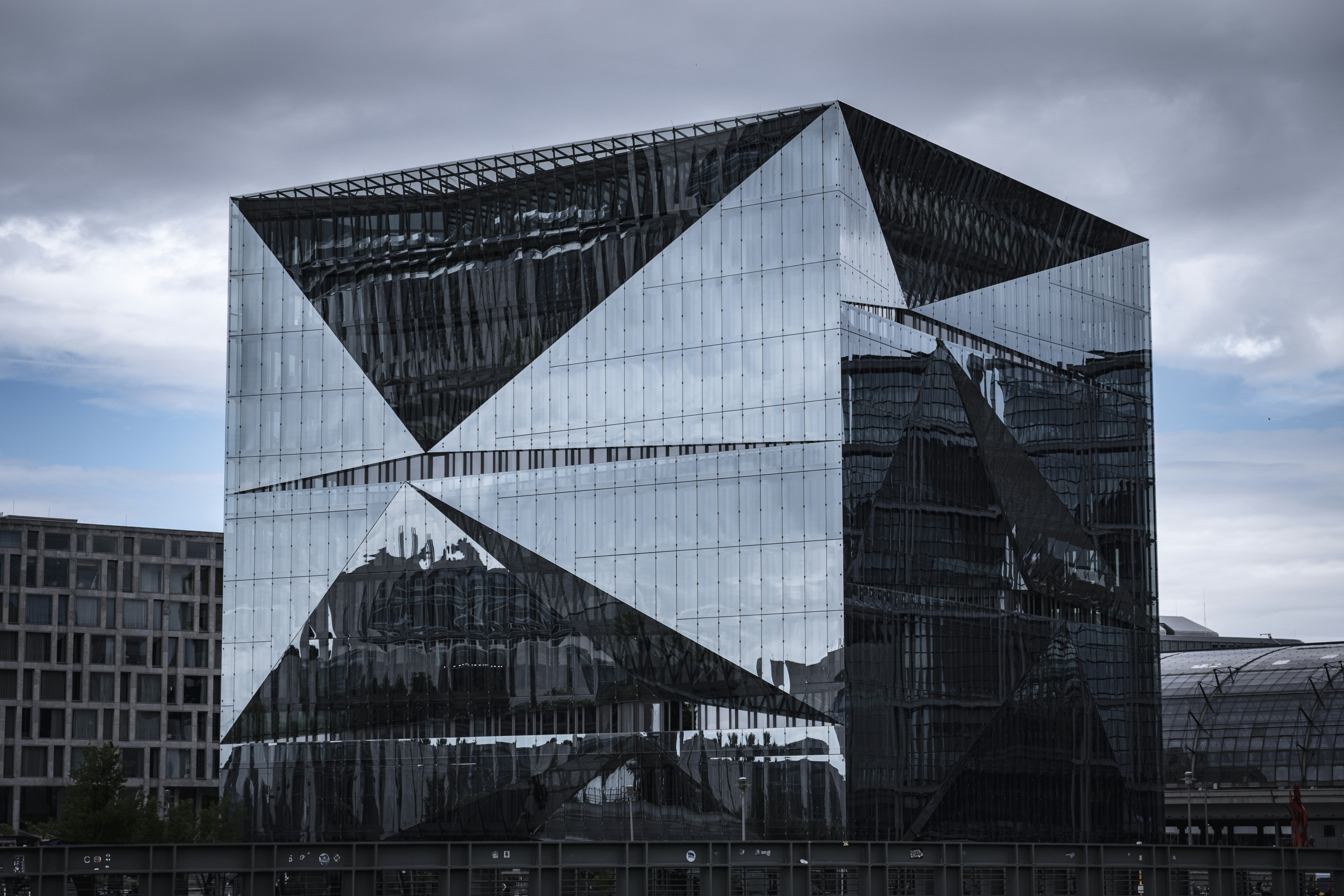 Geometric Facade: Glass Facade Fractals of a Modern Building