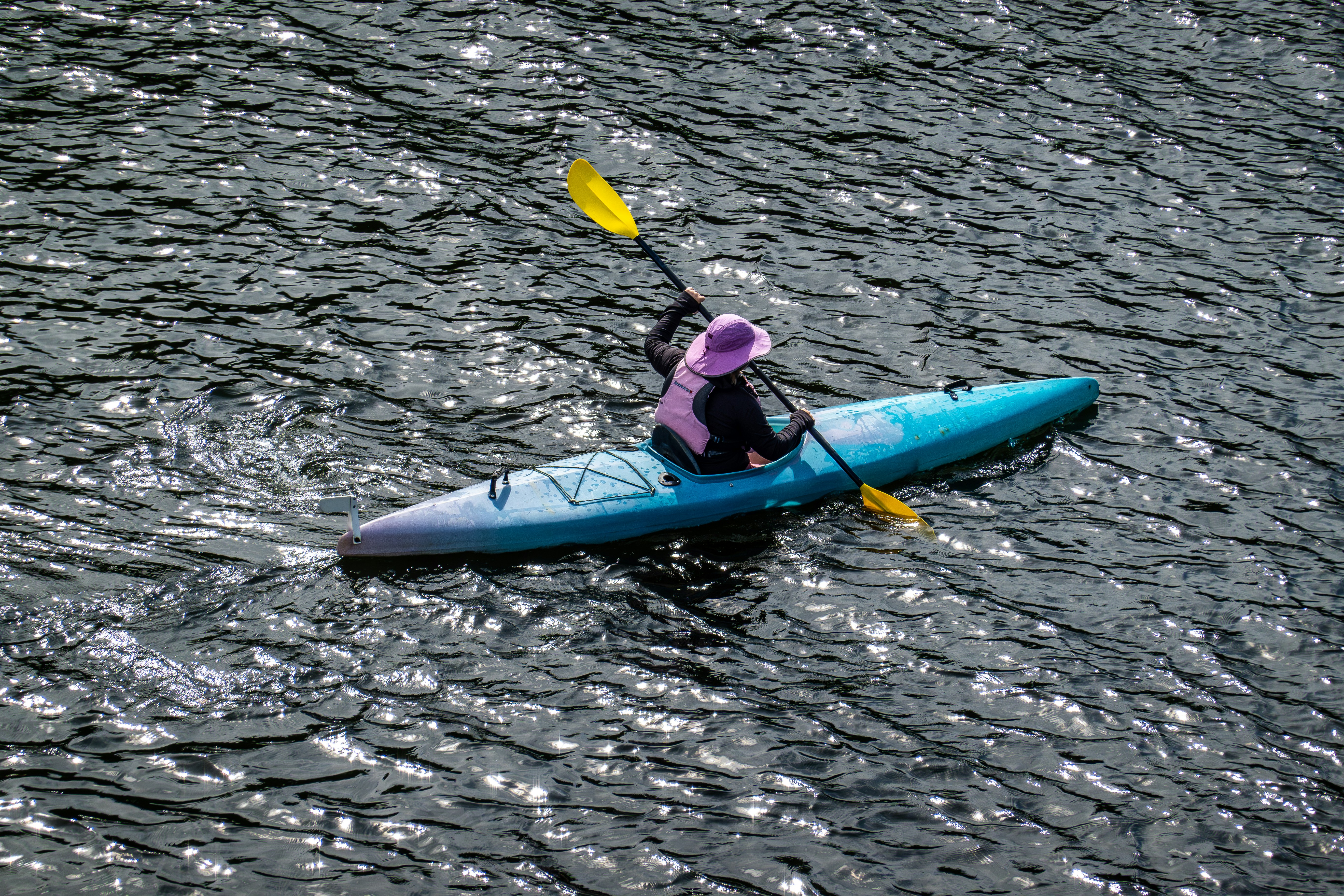 A person in a kayak on a body of water photo – Free Water Image on Unsplash