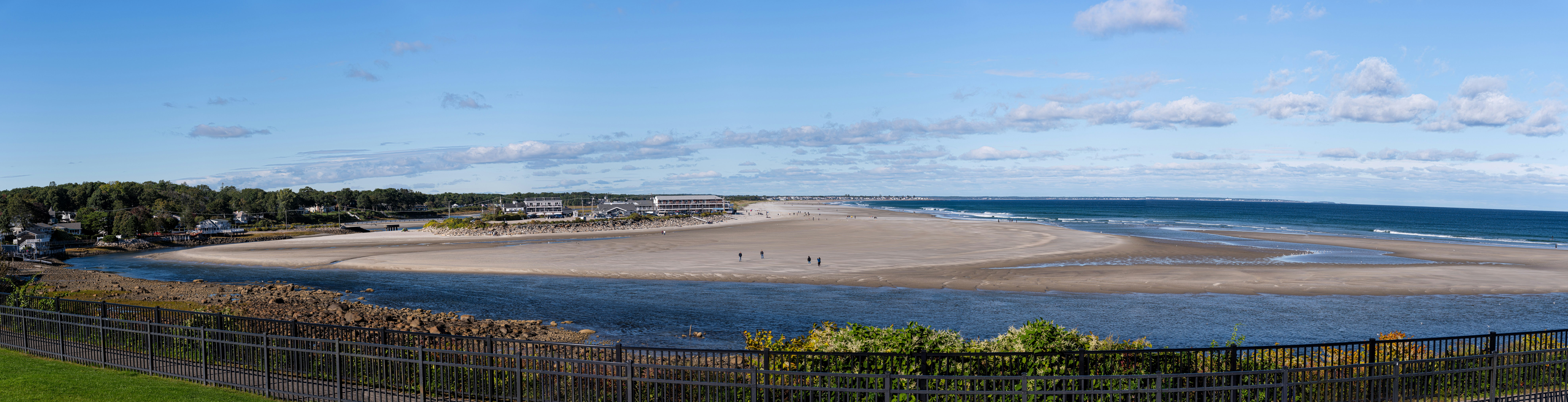 A blurry photo of a beach and a body of water photo – Free Ogunquit Image on Unsplash
