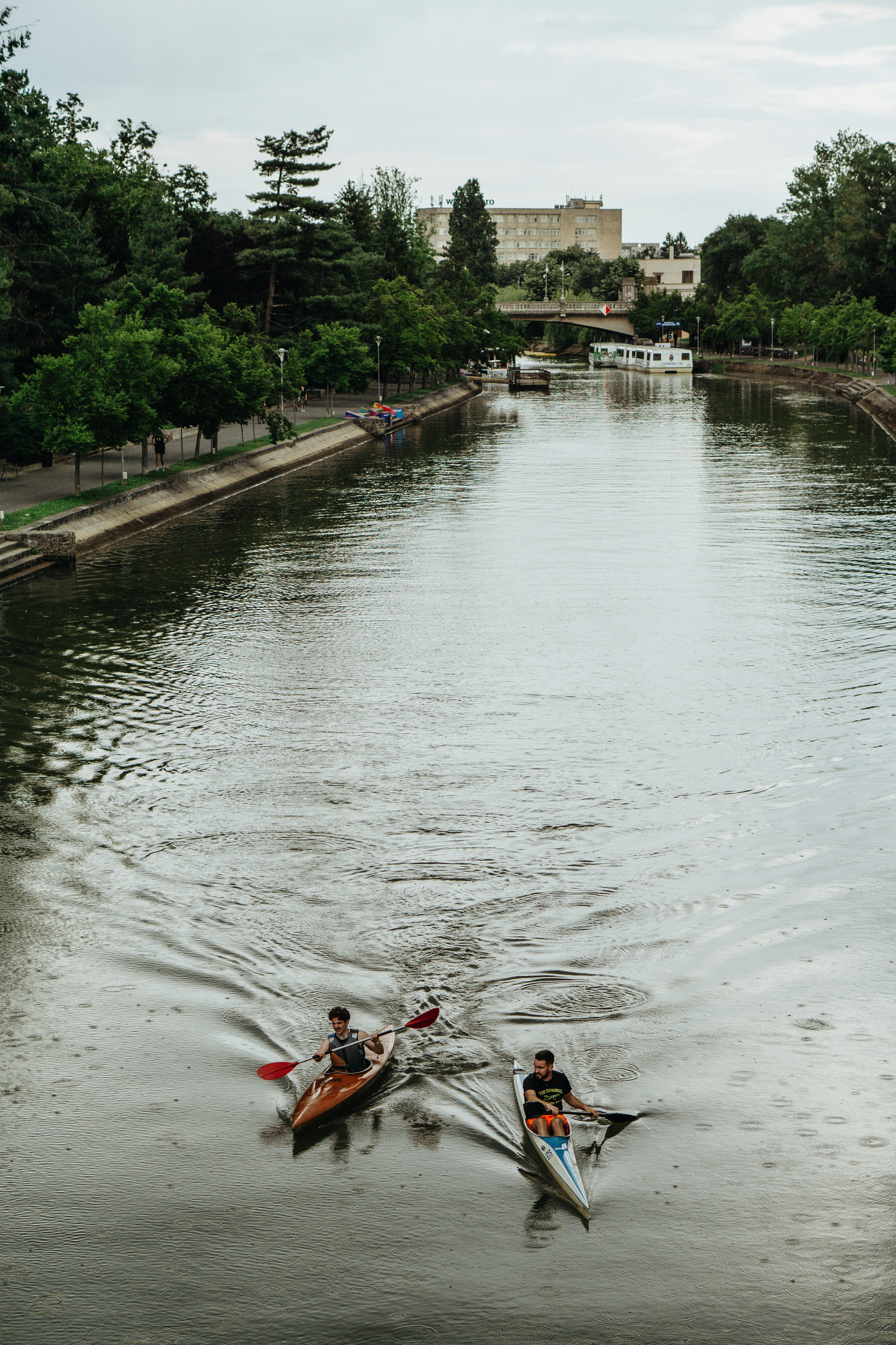 Dos personas en kayaks remando por un río foto – Imagen de Rumania ...