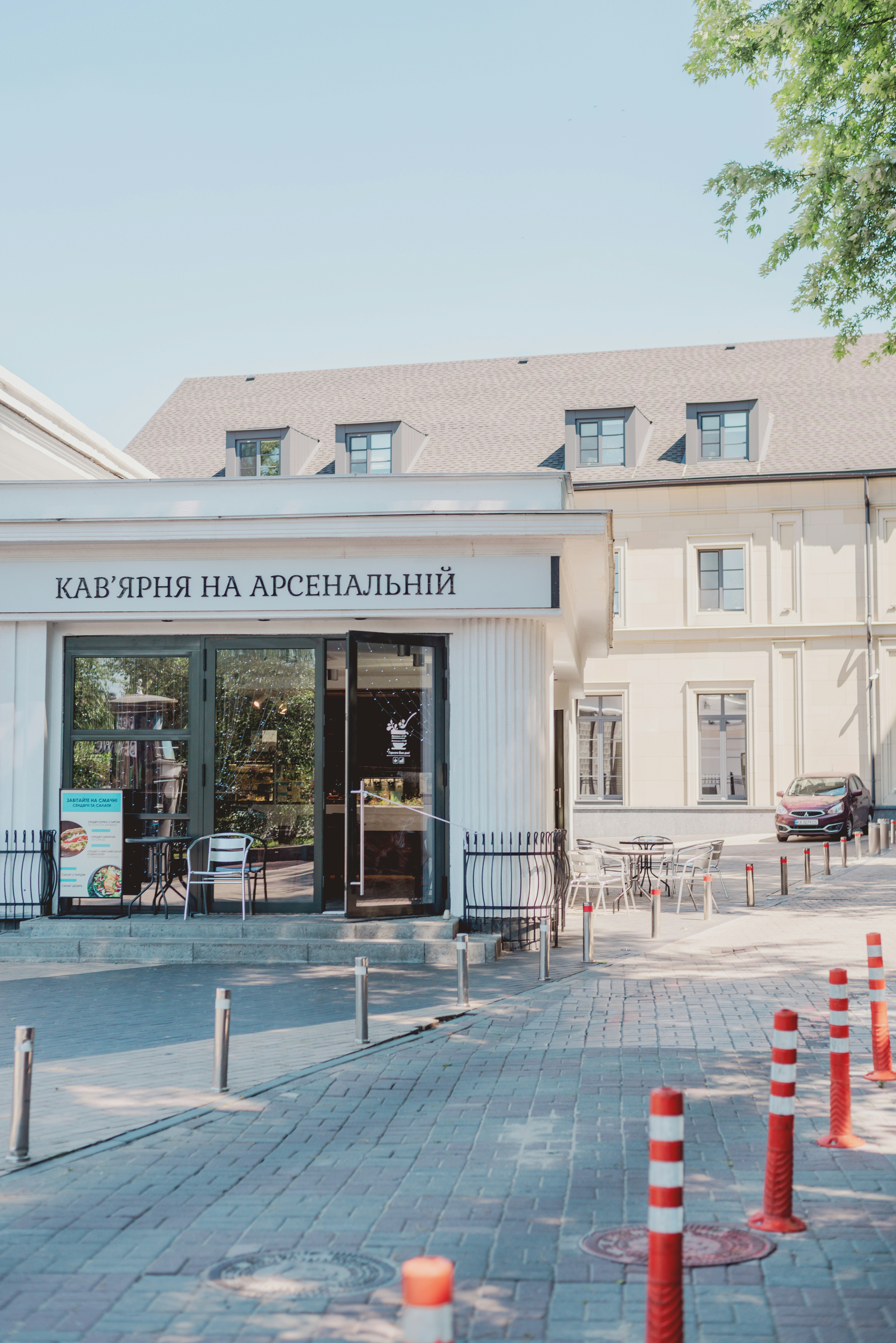 A large white building with a sign on the front of it photo – Free City ...