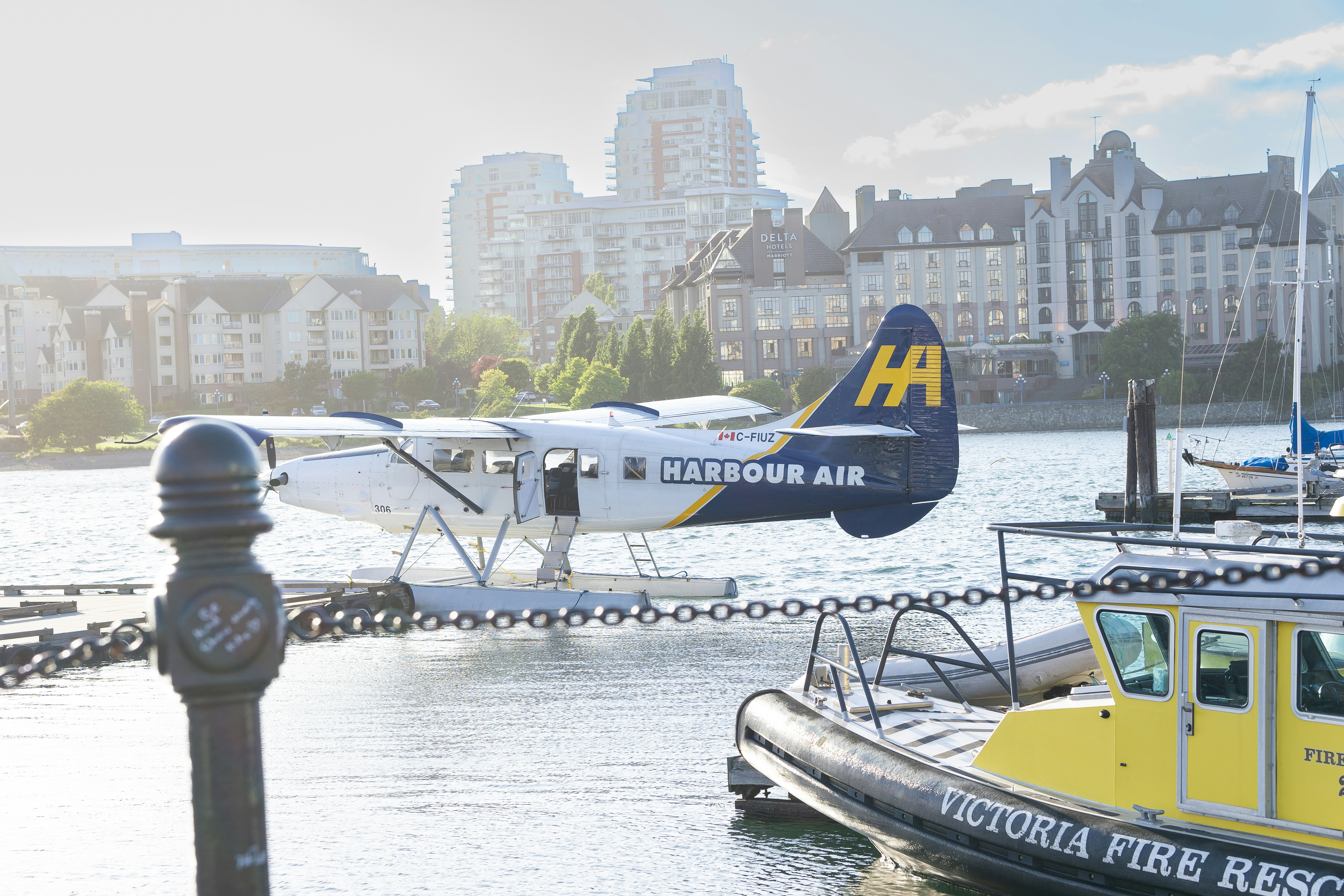 Ein kleines Flugzeug ist neben einem Boot geparkt Foto – Kostenloses ...