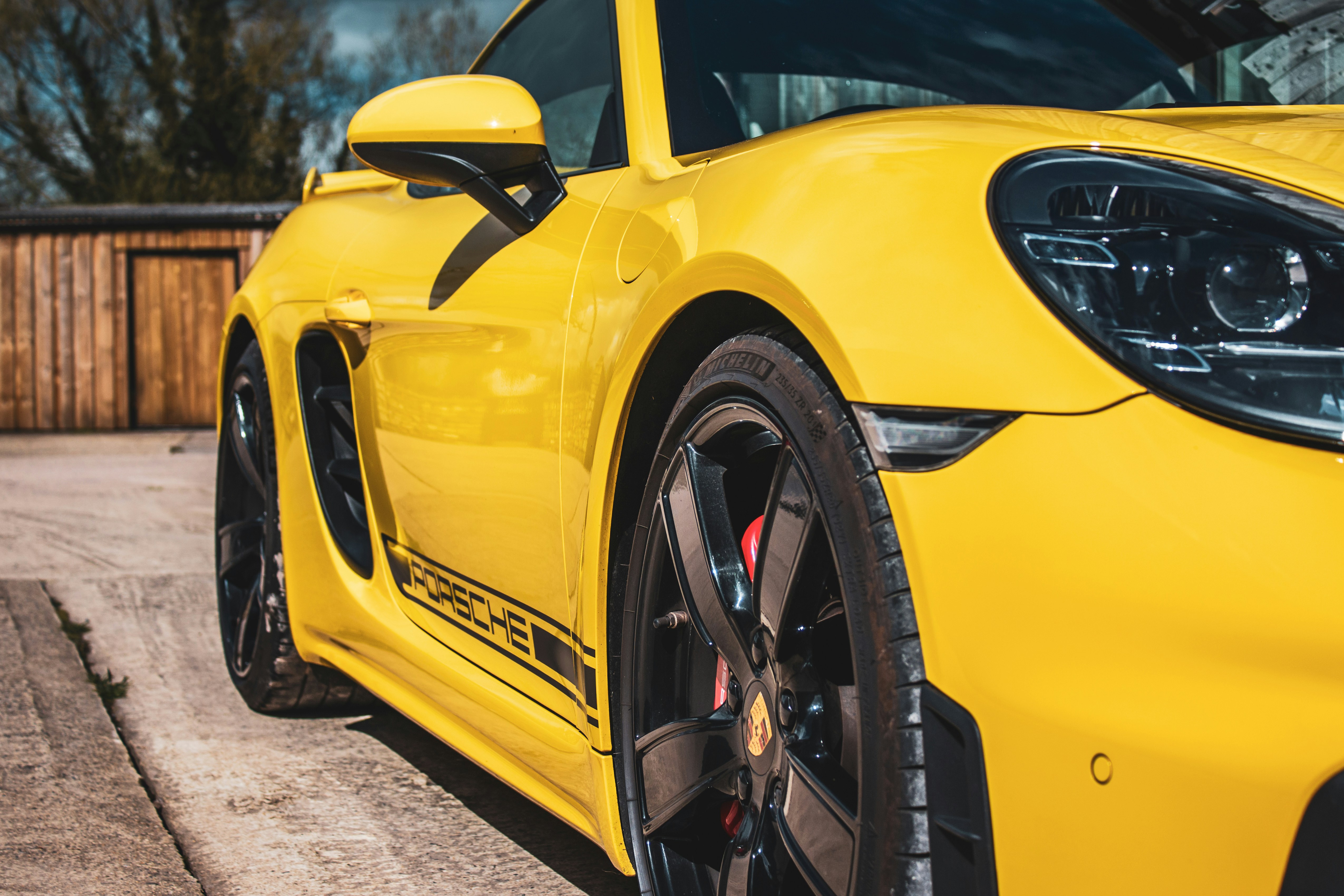 Un primer plano de un coche deportivo amarillo foto – Imagen de Coche ...