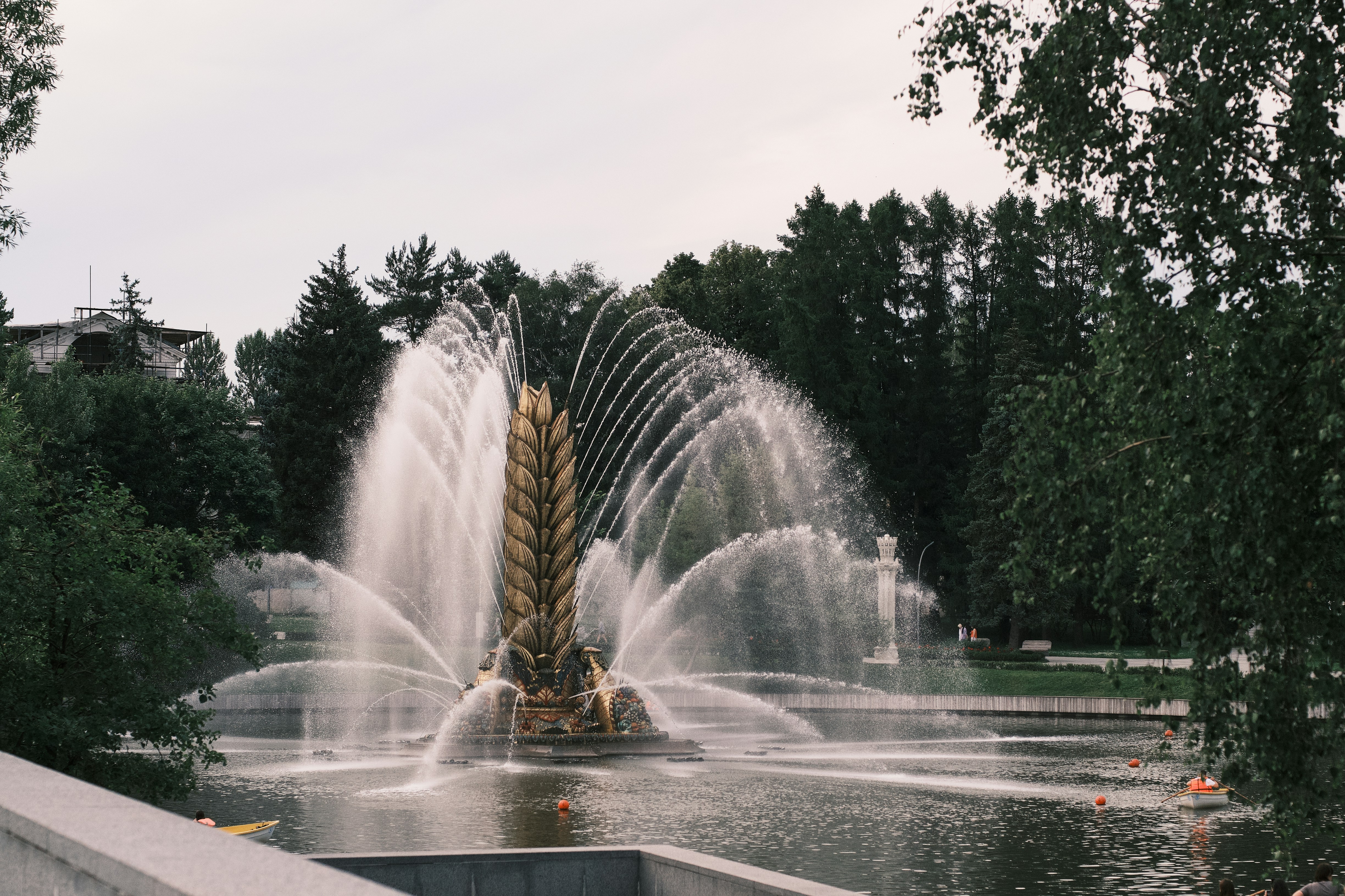 A water fountain with a bunch of water spouting out of it photo – Free ...