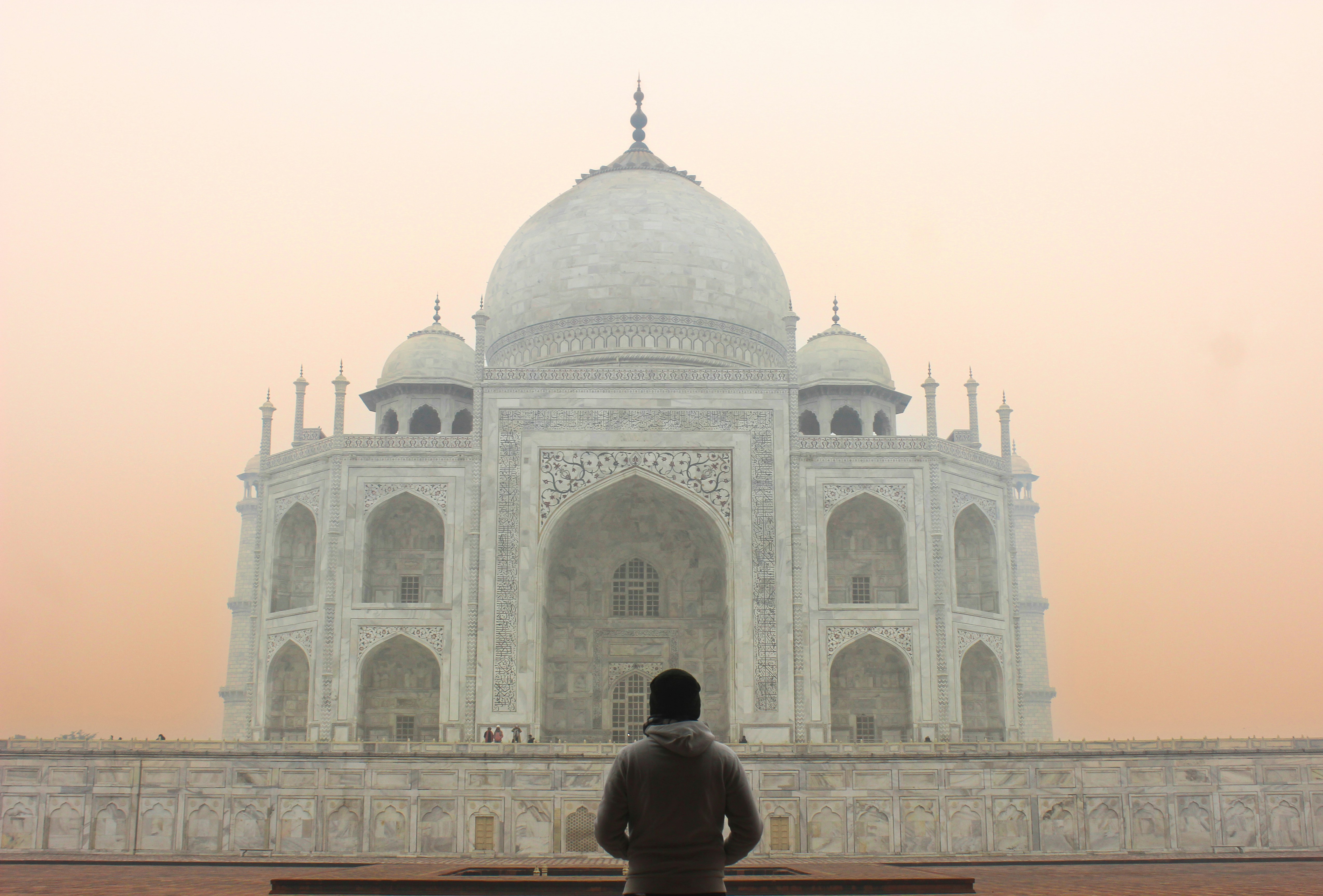 Dawn Gaze Before the Marble Dome: A Traveler at the Taj Mahal