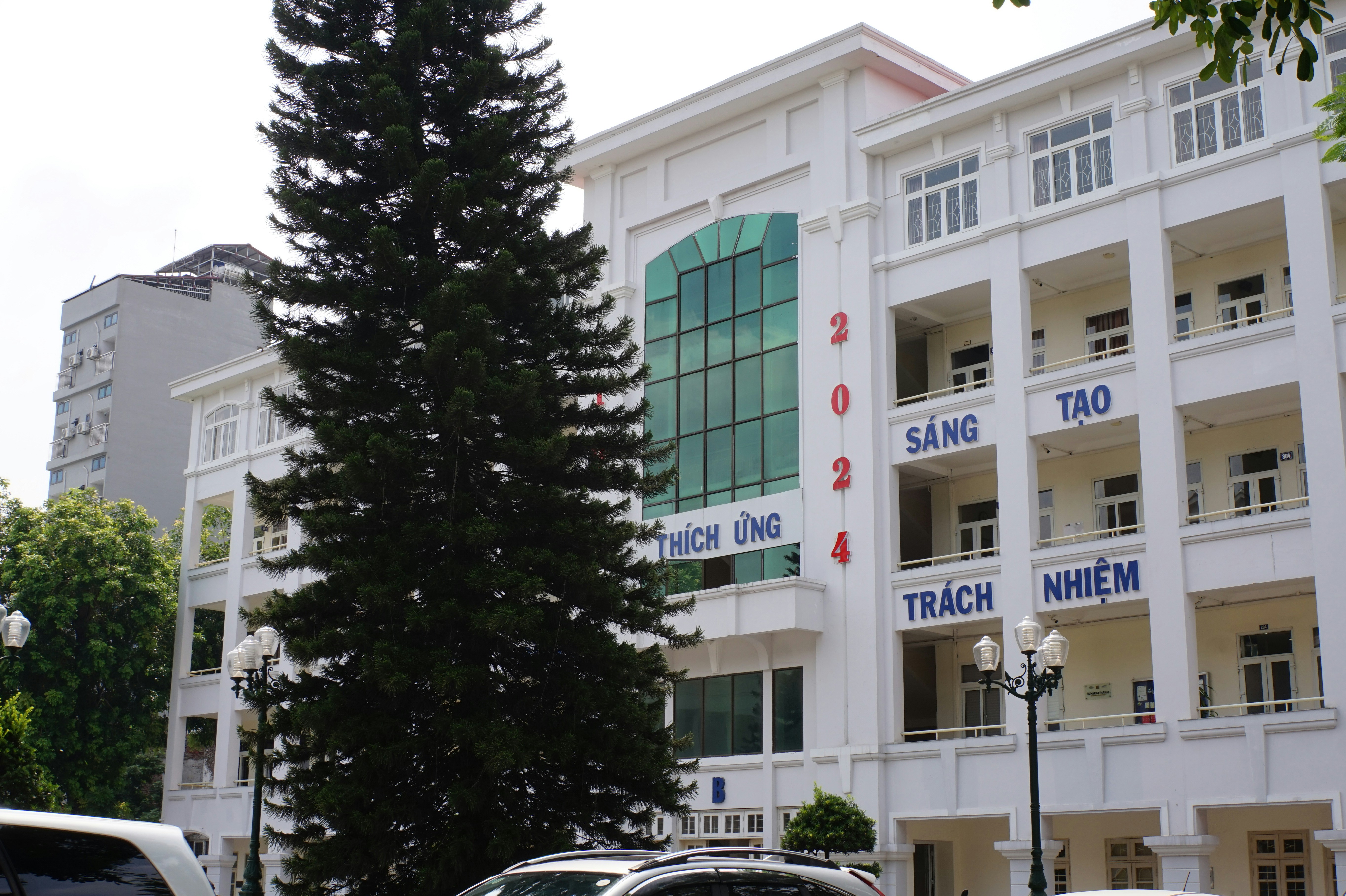A very tall christmas tree in front of a building photo – Free Car ...
