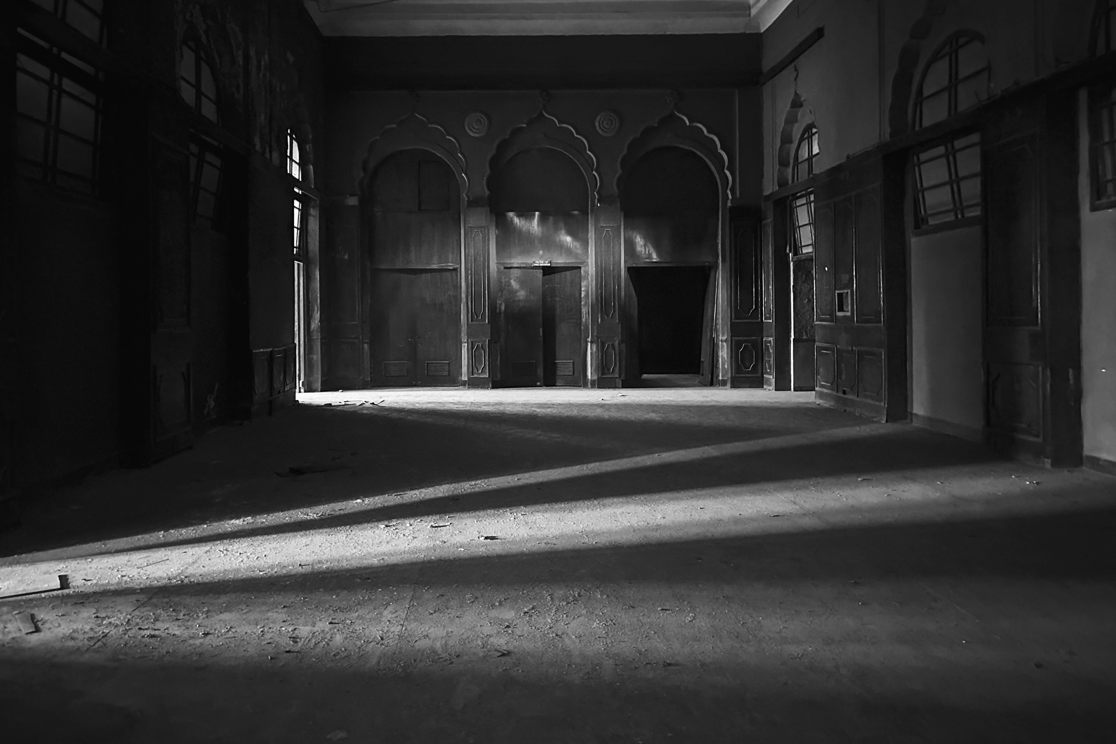 A long hallway with a skylight in the middle of it photo – Free Chhatar ...