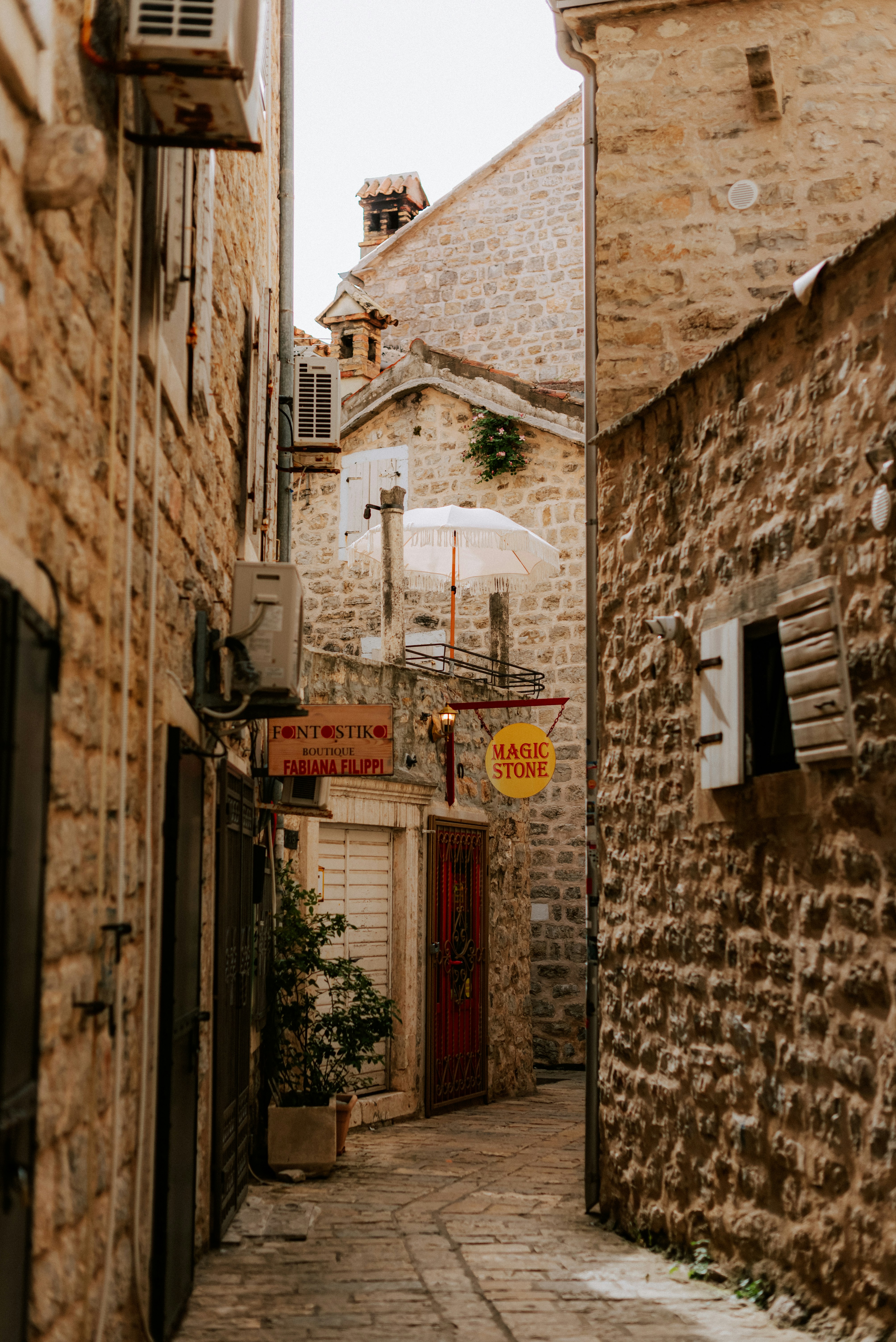 Une ruelle étroite avec une tour d’horloge en arrière-plan photo ...