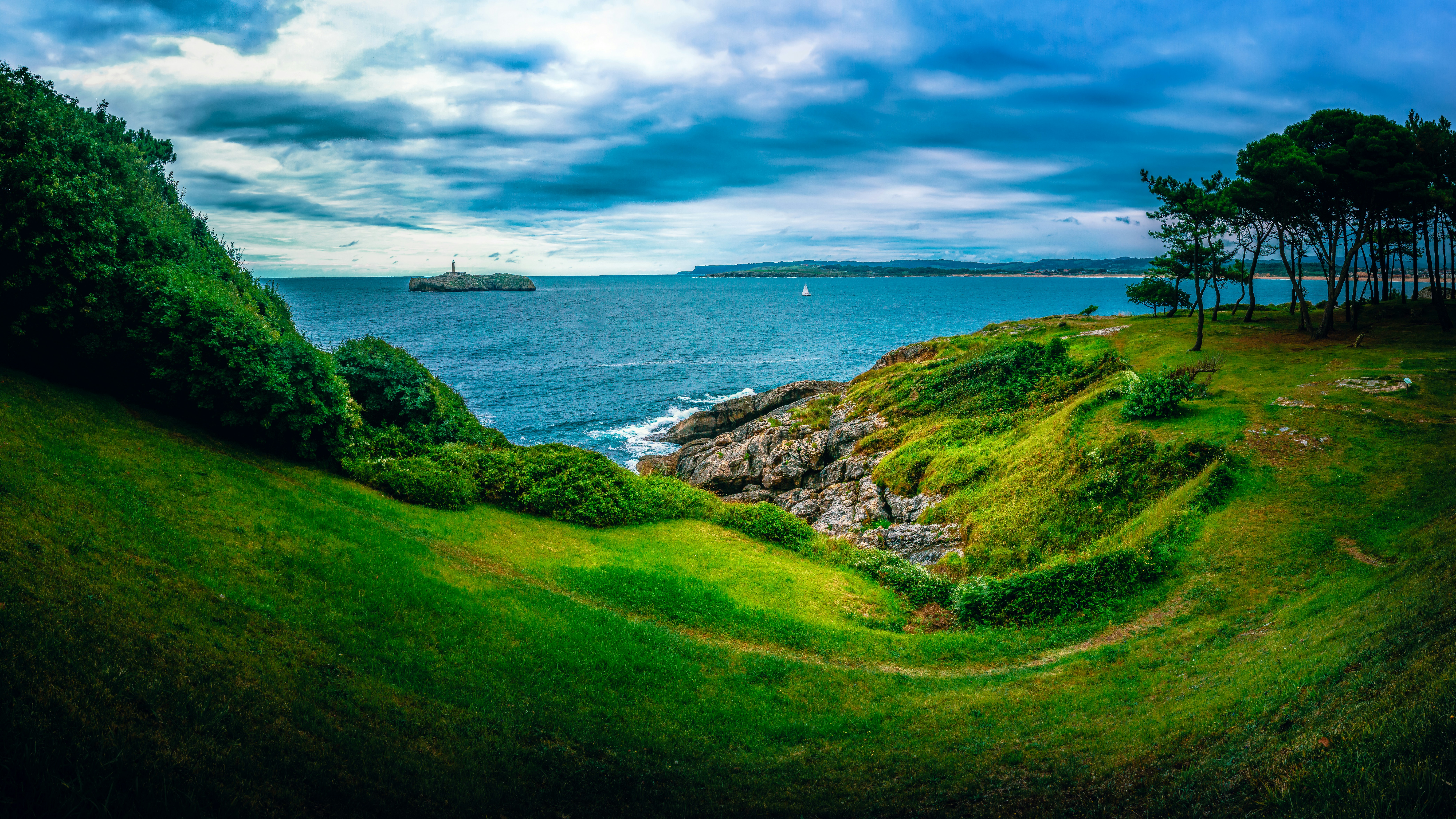 Verdant Promontory Meets the Sea: A Curved Coastal Vista