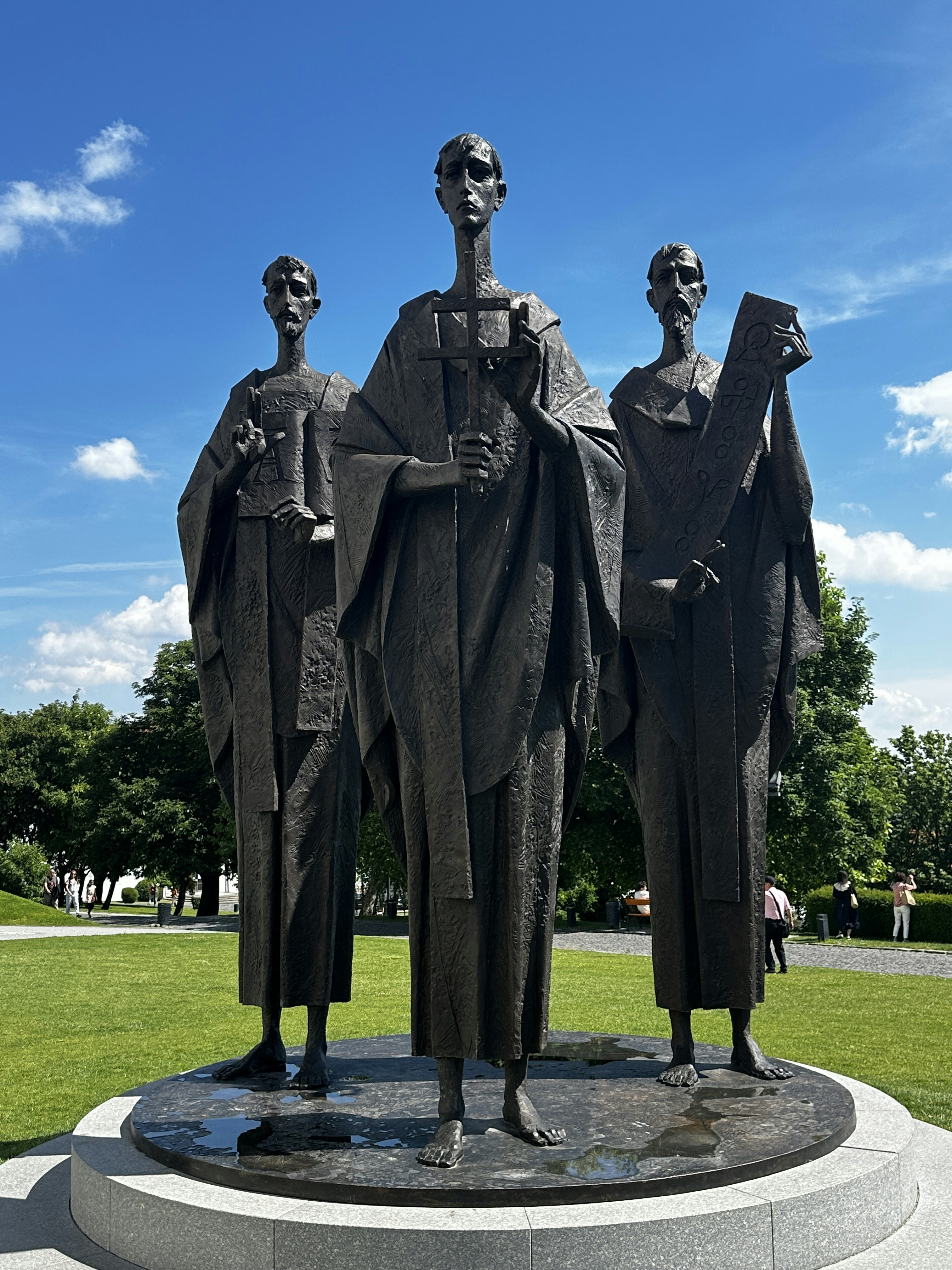A statue of three men standing next to each other photo – Free 811 01 ...