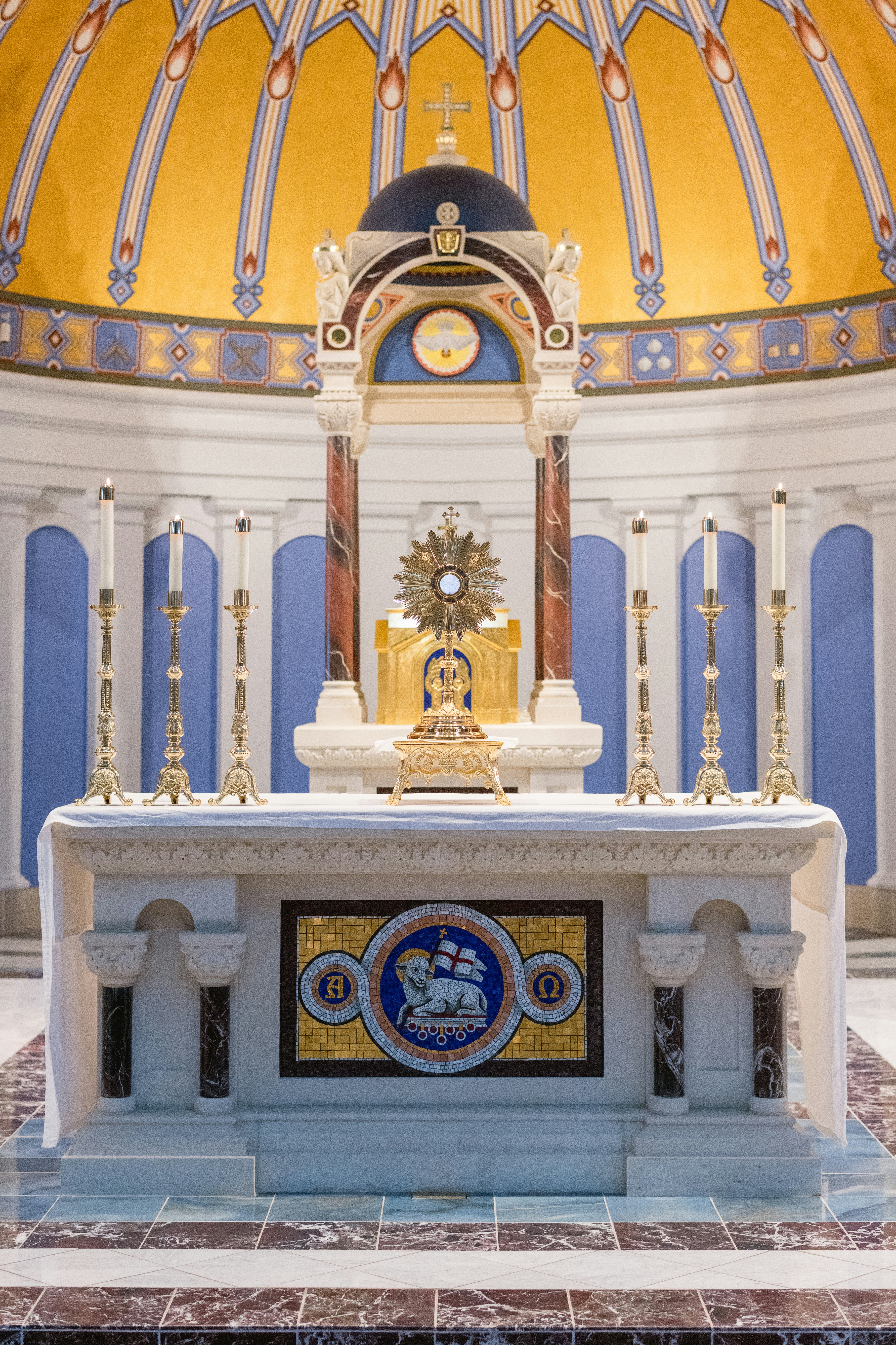 A white and gold alter in a church photo – Free Prayer Image on Unsplash