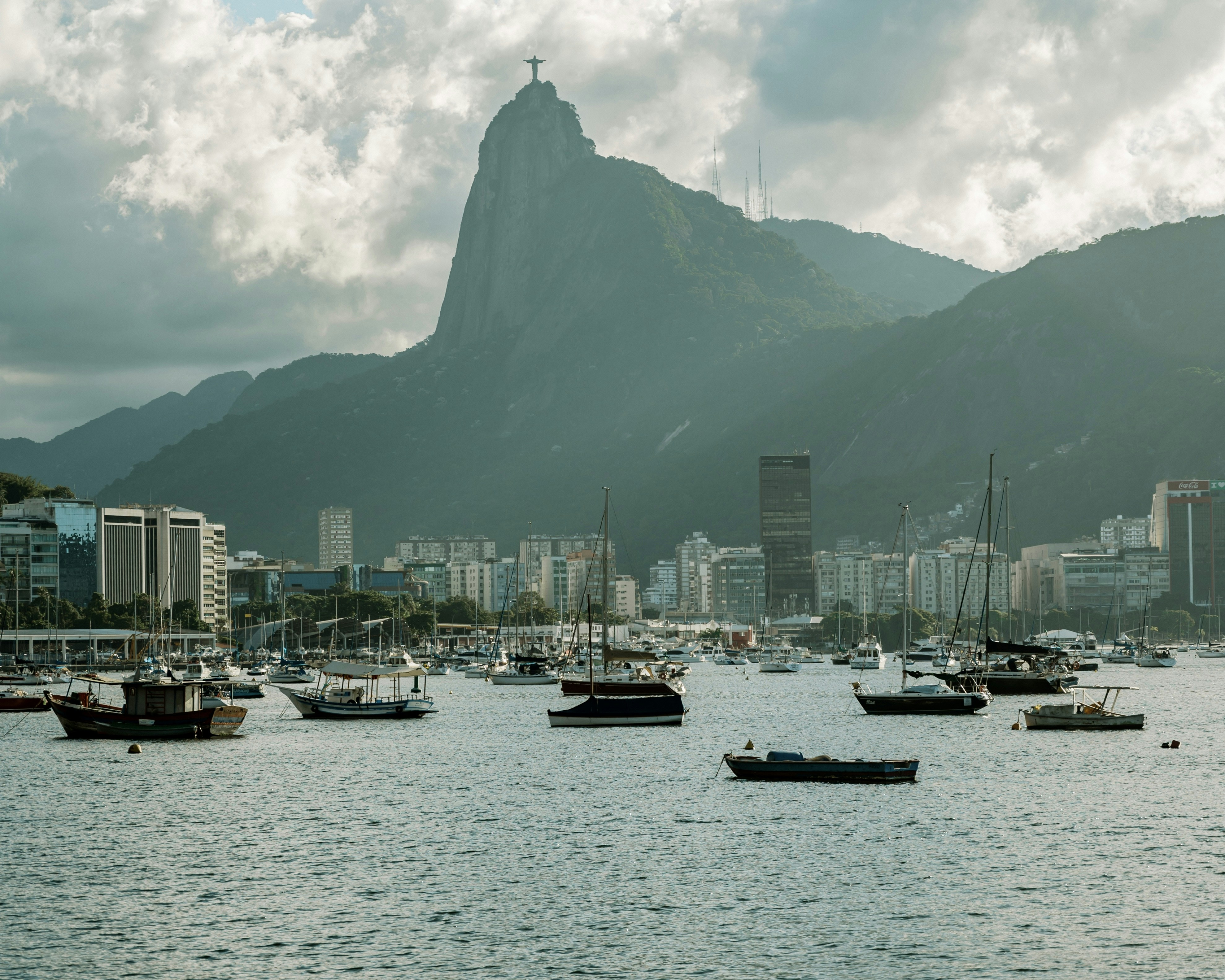 Un grupo de botes flotando sobre un cuerpo de agua foto – Imagen de Rio ...
