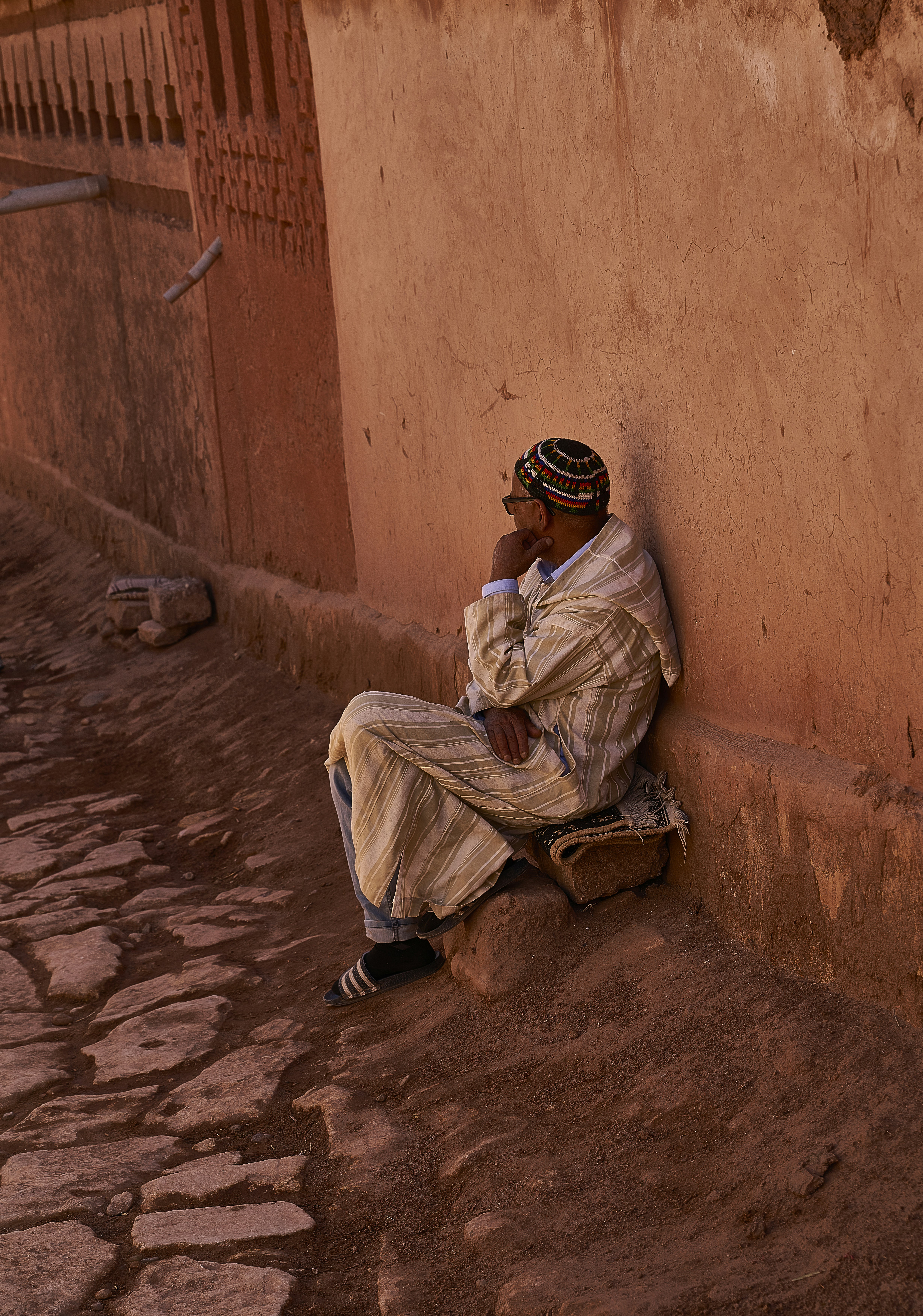 Foto Seorang pria duduk di sisi gedung – Gambar Kota Gratis di Unsplash