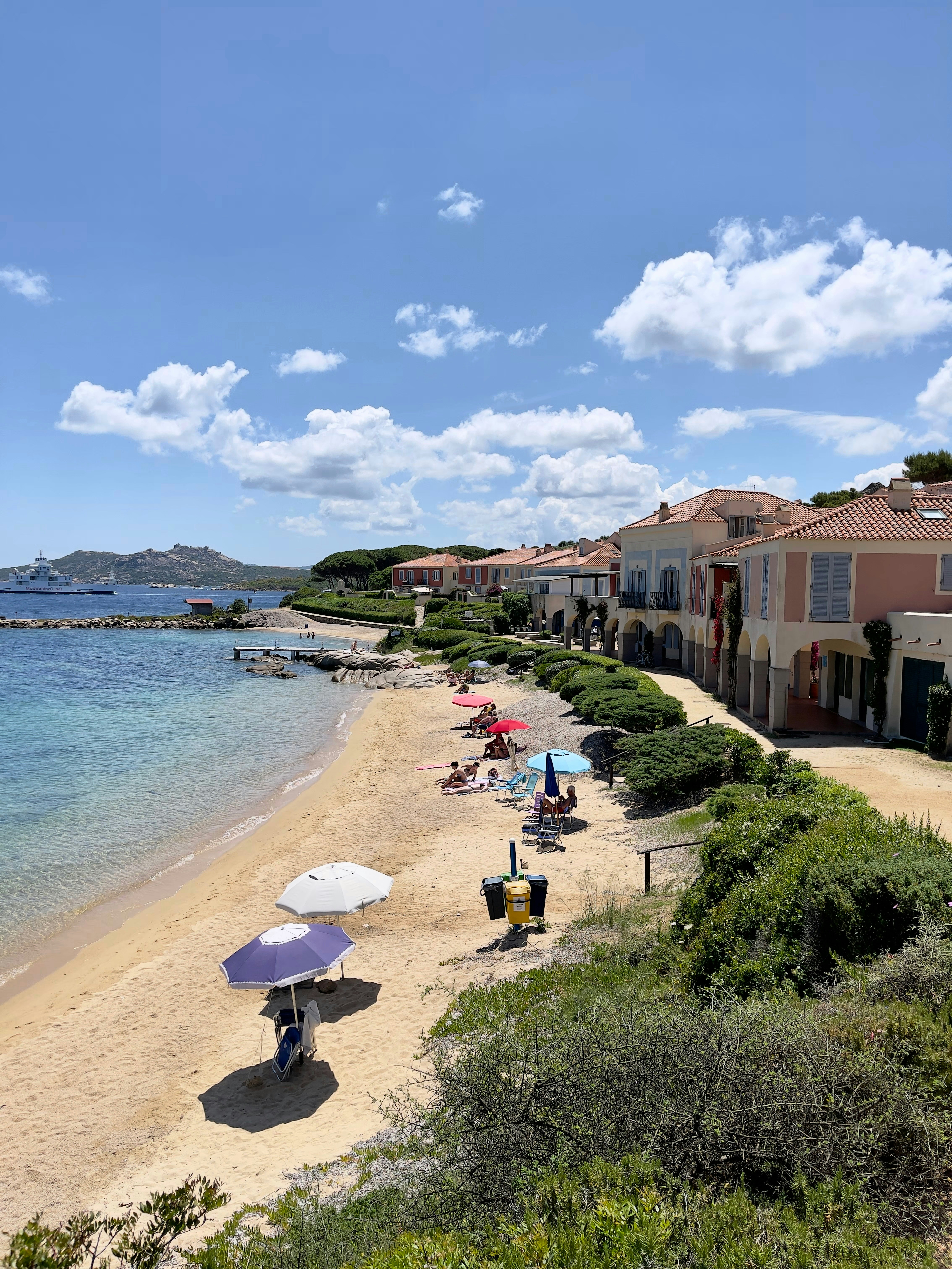 A beach with a few umbrellas and people on it photo – Free Porto faro ...