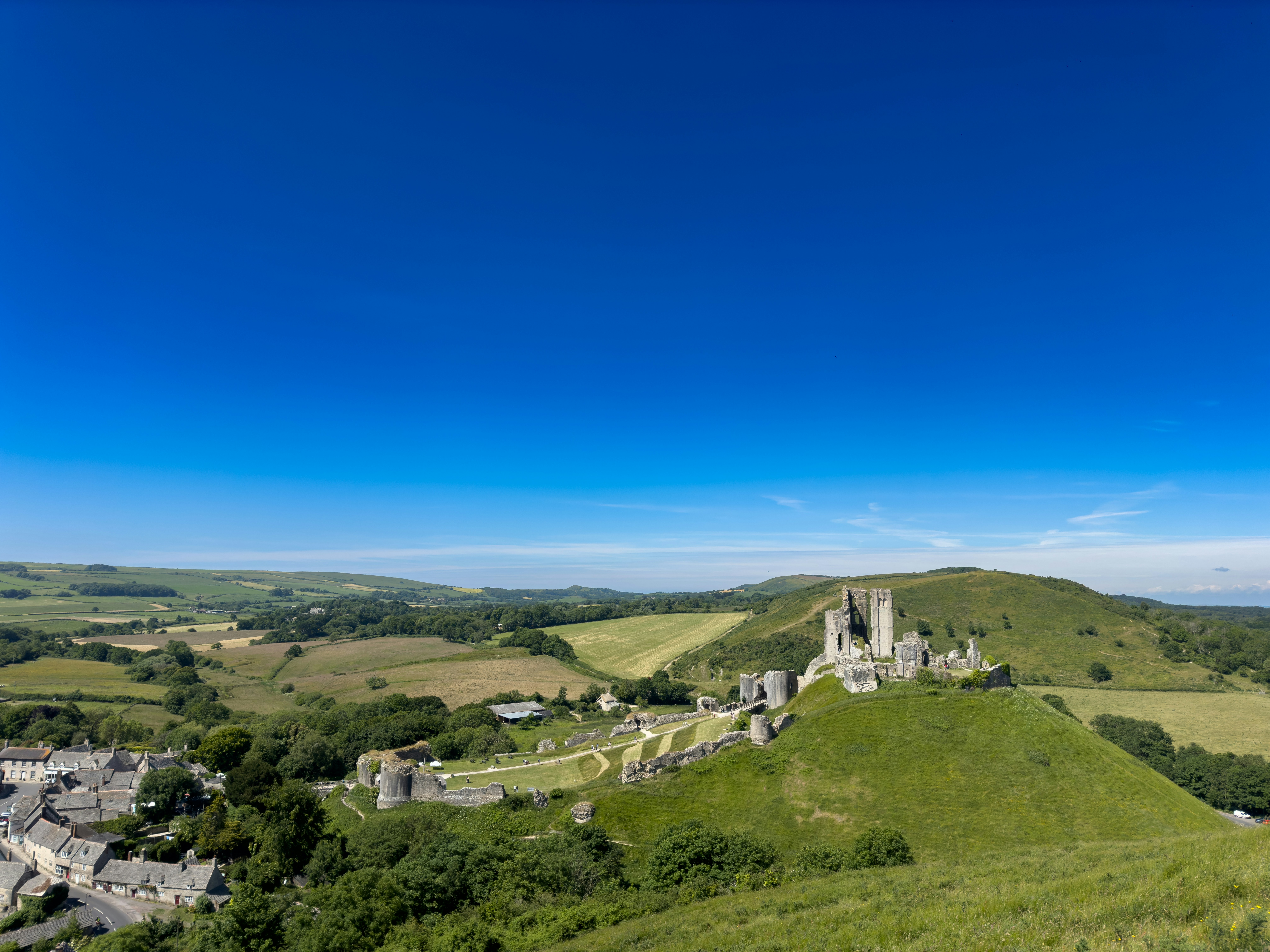 An aerial view of a town on a hill photo – Free Castle Image on Unsplash