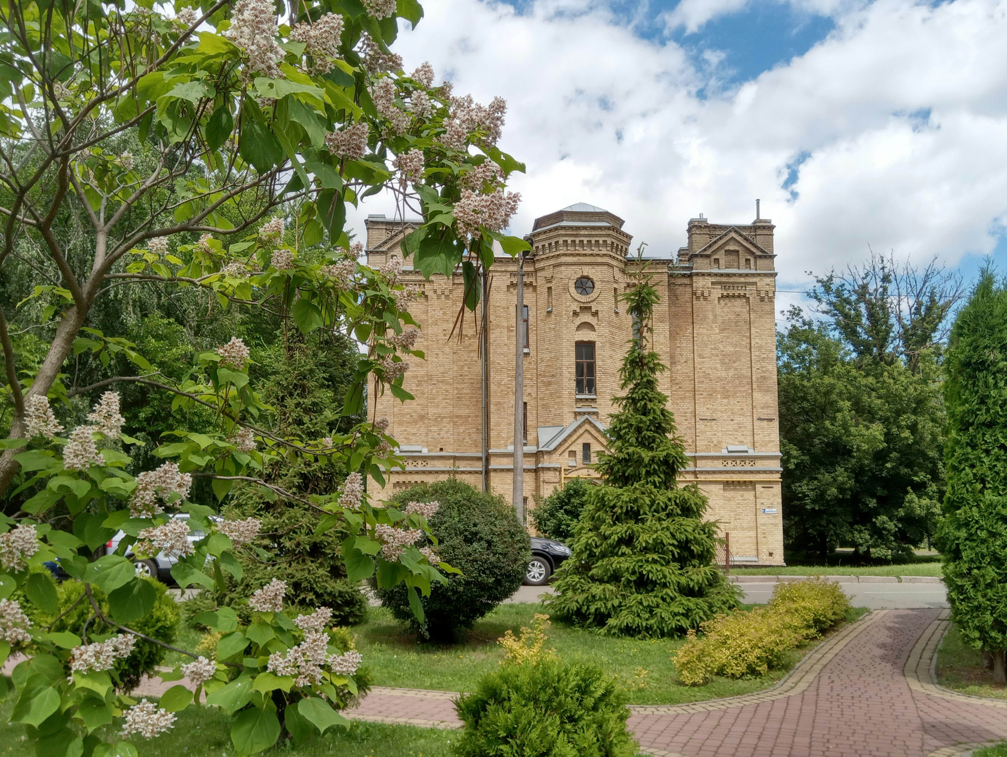A large building surrounded by trees and bushes photo – Free Kyiv Image ...