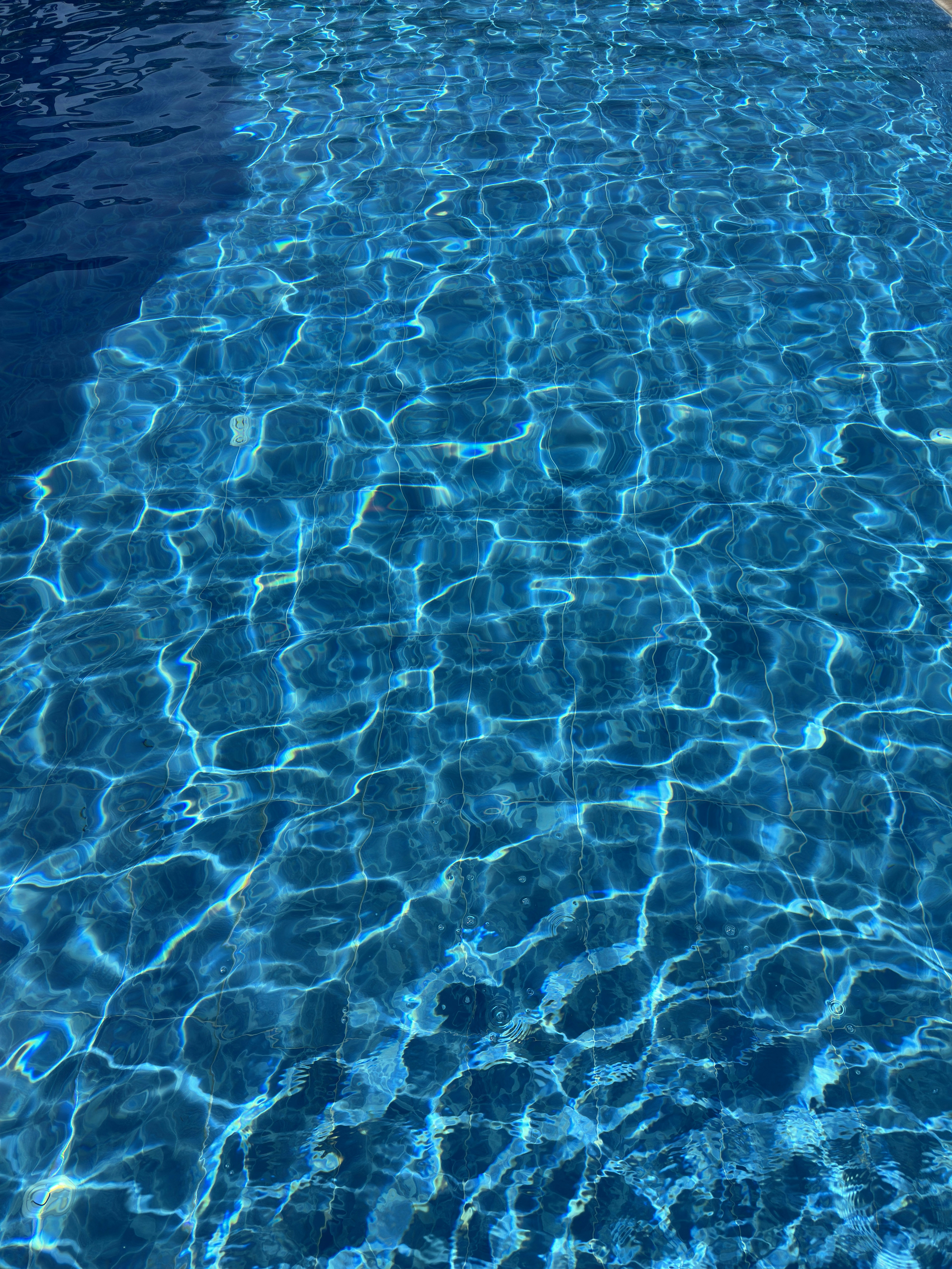 A swimming pool with blue water and a blue sky photo – Free Sea Image ...