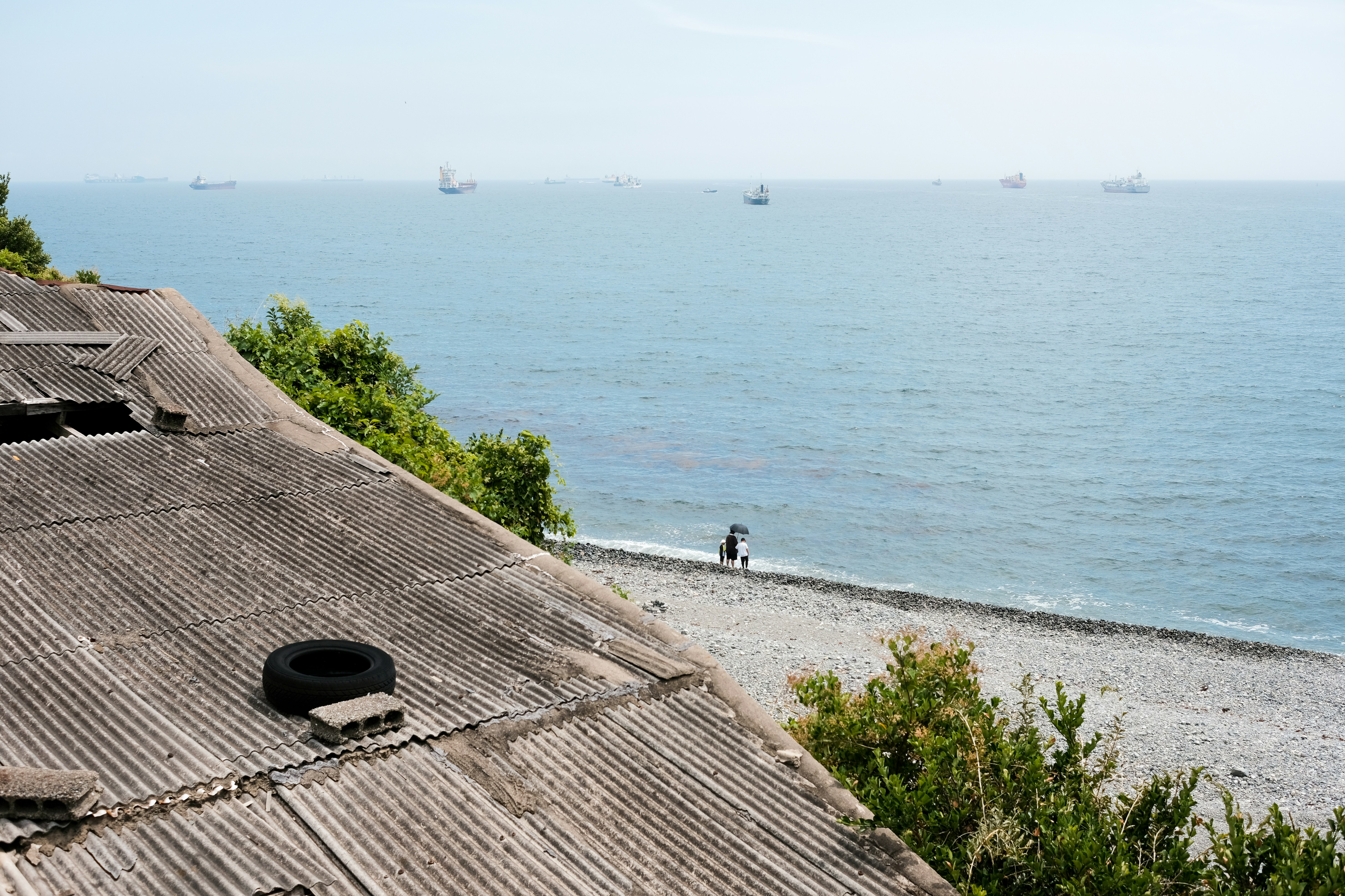 Horizon Rendezvous: Pebble Beach Calm with a Distant Fleet