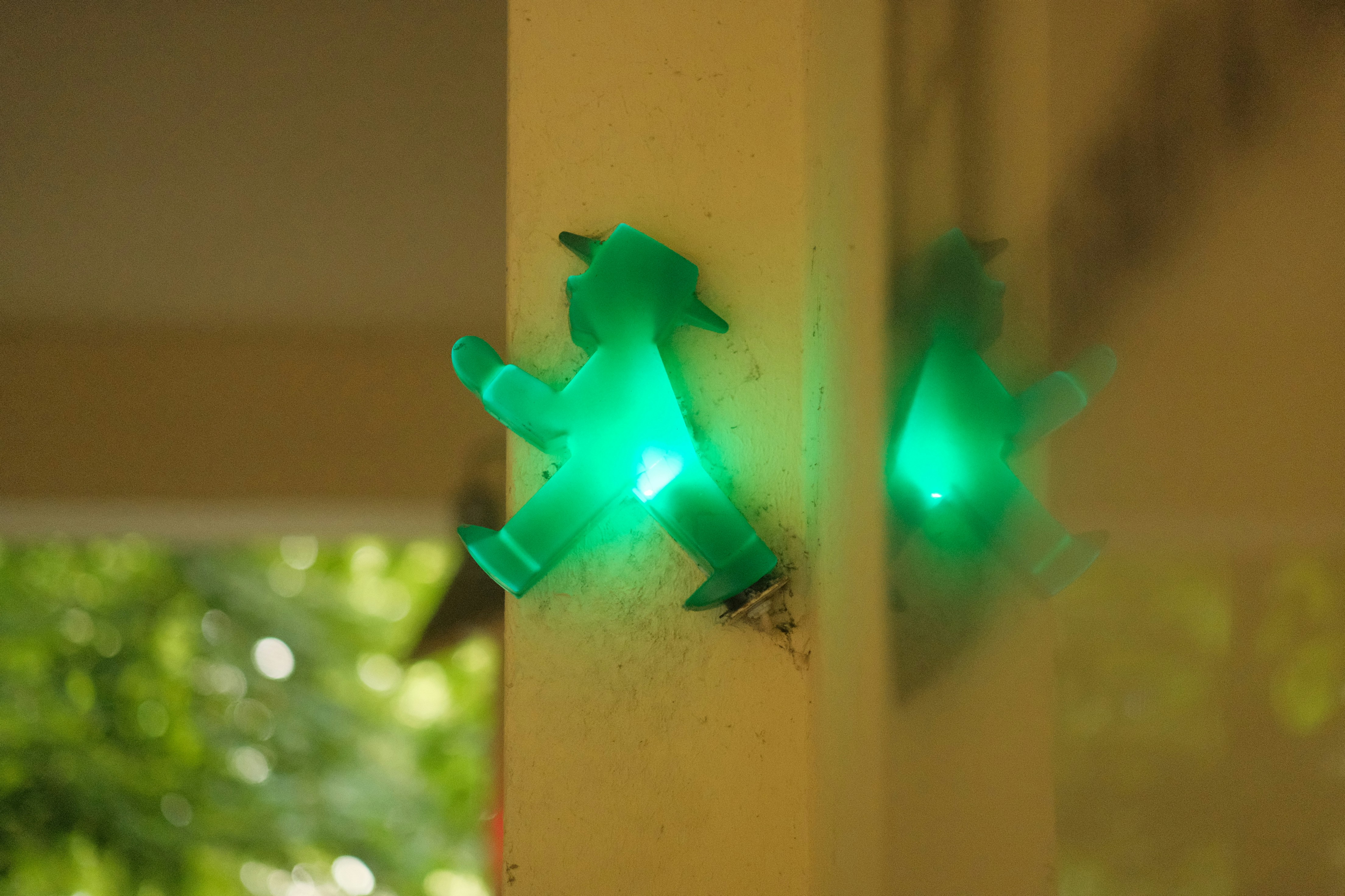 Emerald Neon on a Quiet Pillar