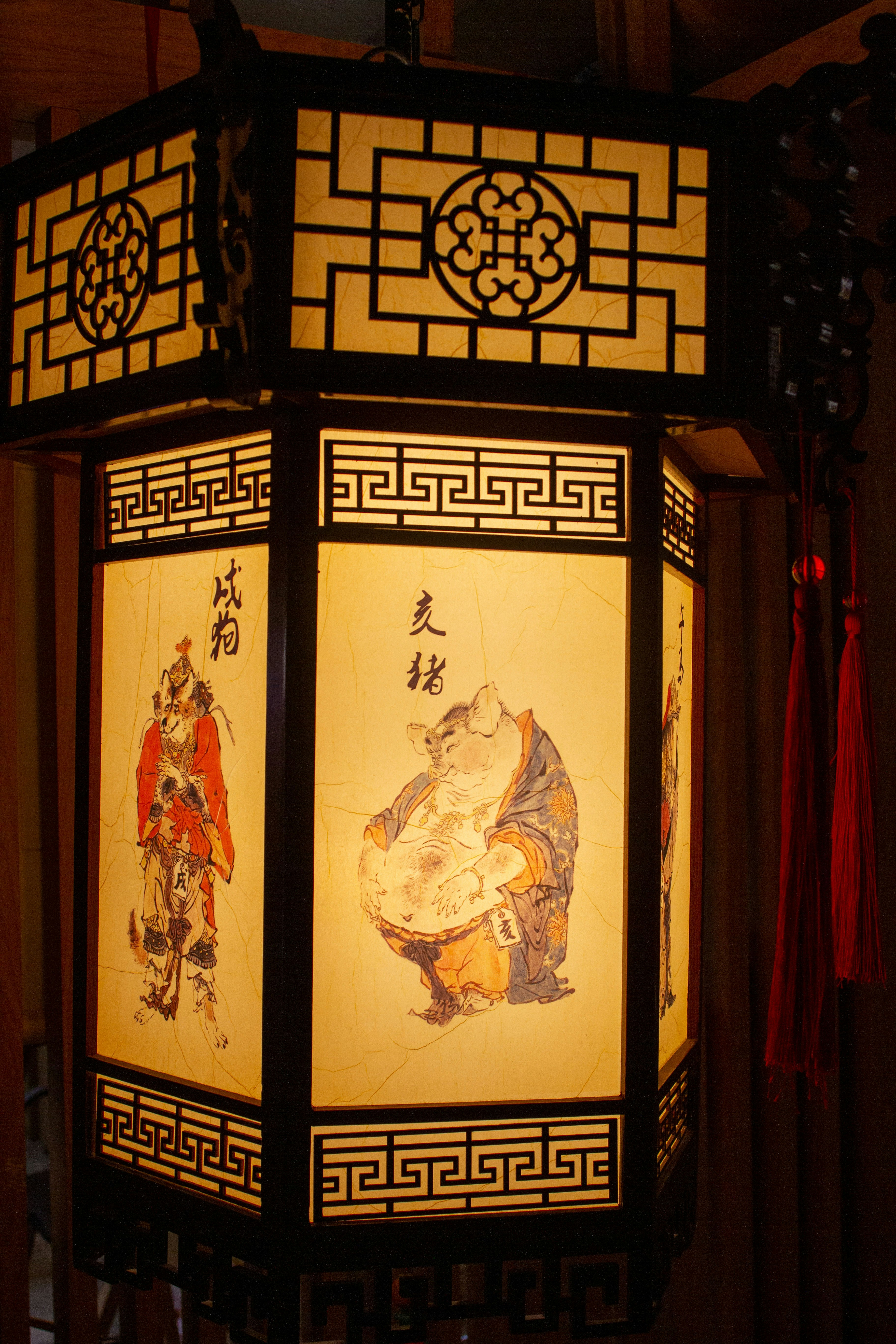 Amber Lanterns: Hand-Painted Figures Framed by Traditional Lattice Light