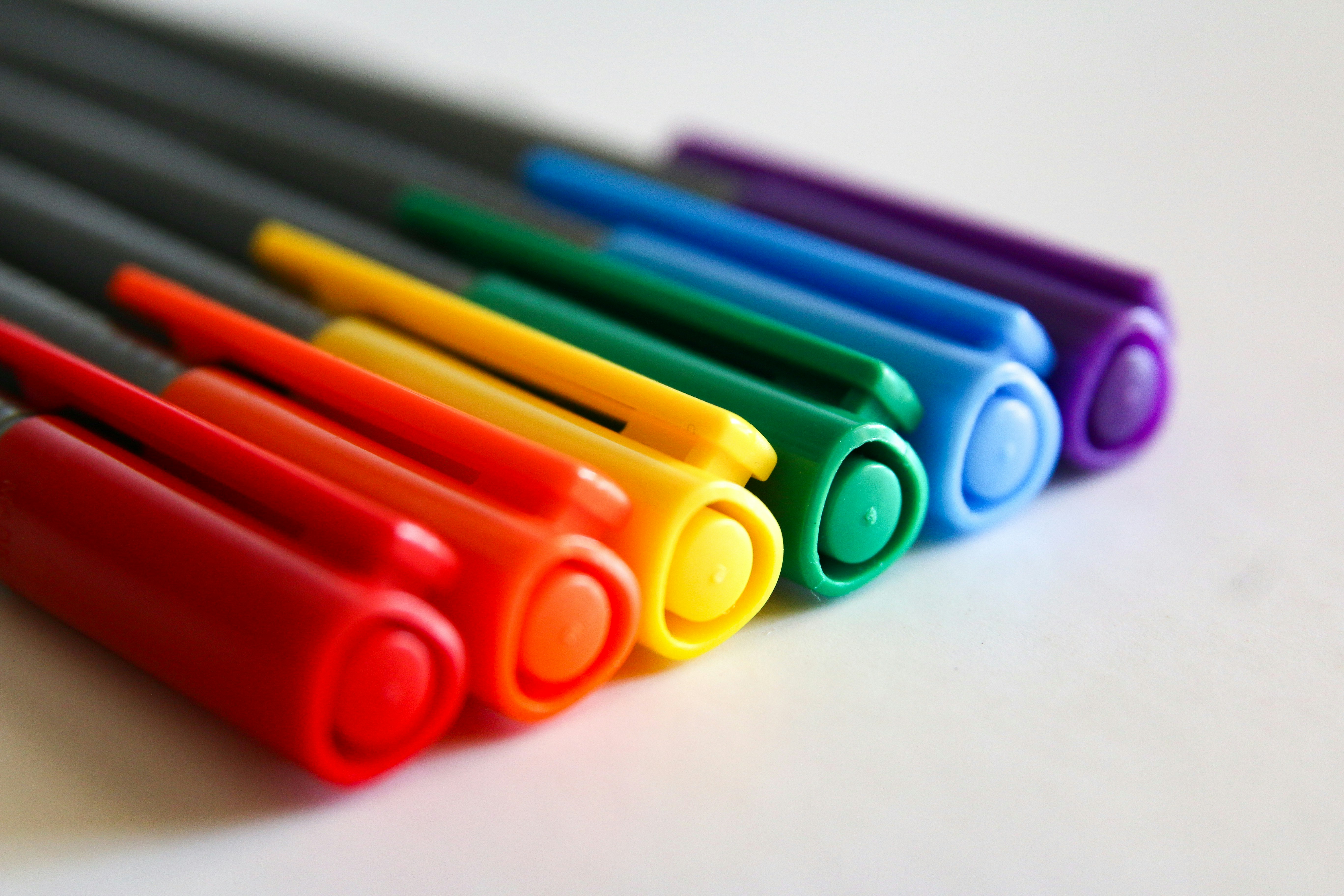 A group of colored pencils sitting on top of a table photo – Free ...