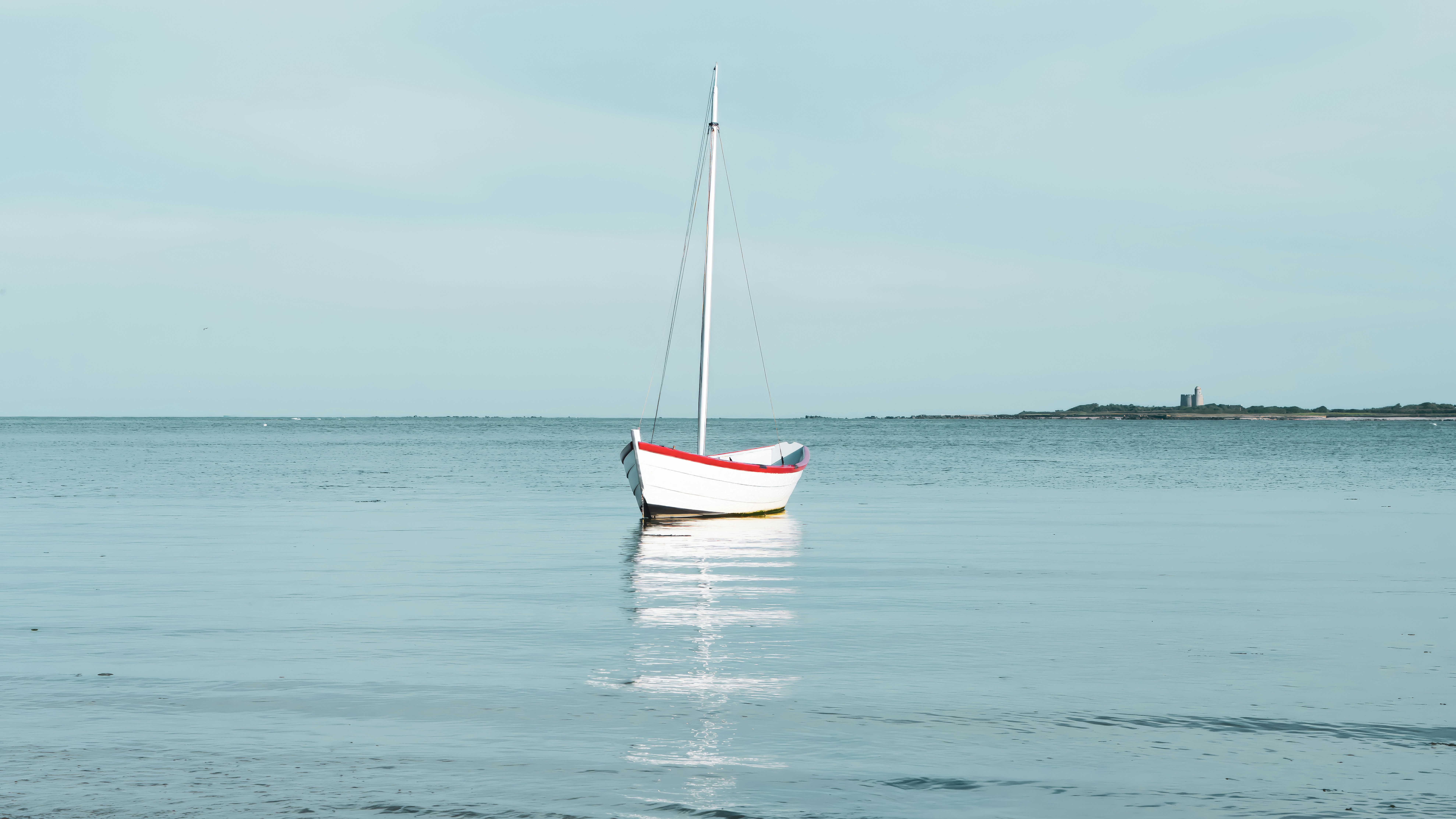 A small boat floating on top of a body of water photo – Free Normandie ...